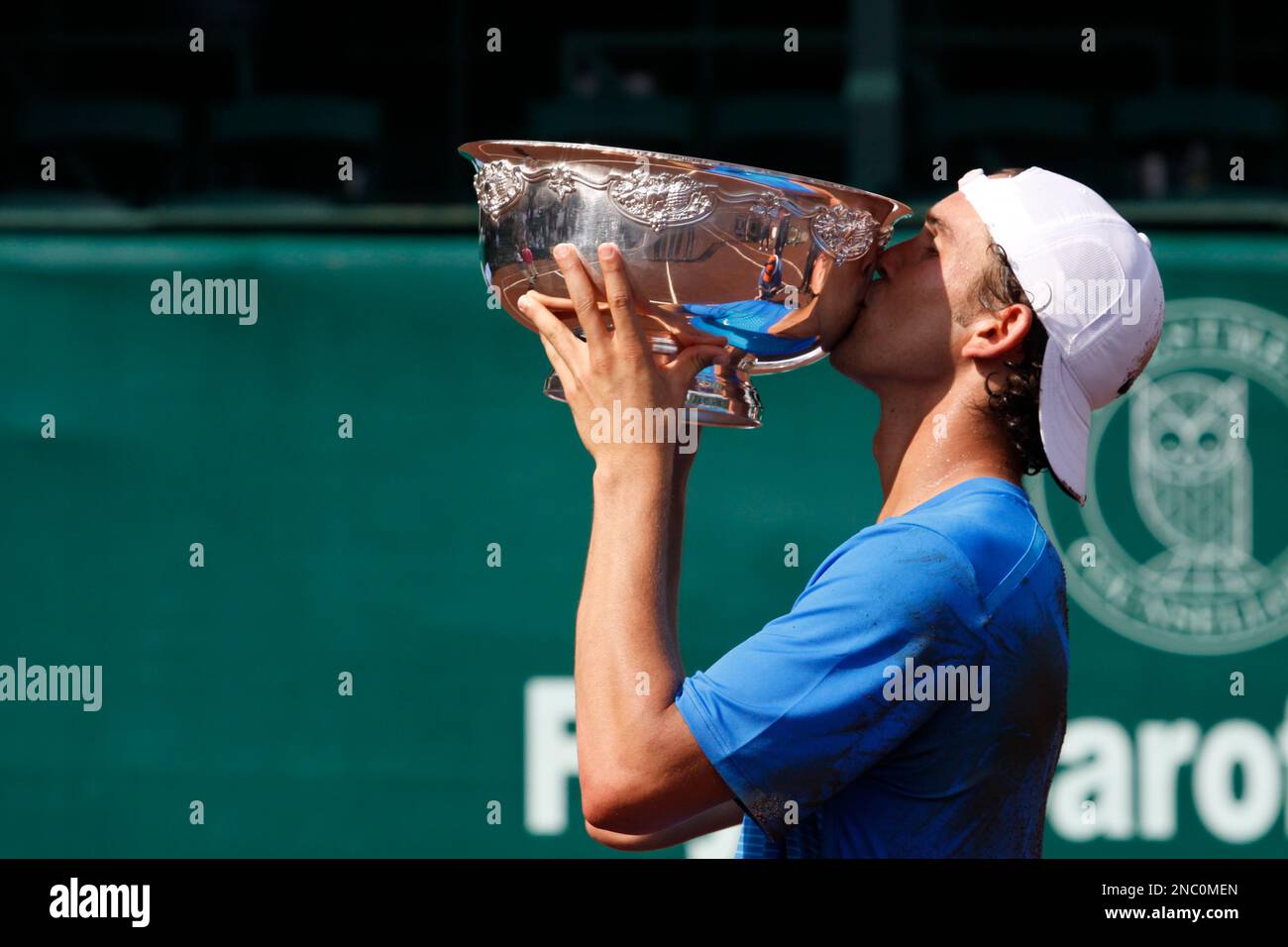 Ryan Sweeting, of the United States, kisses the trophy after defeating ...