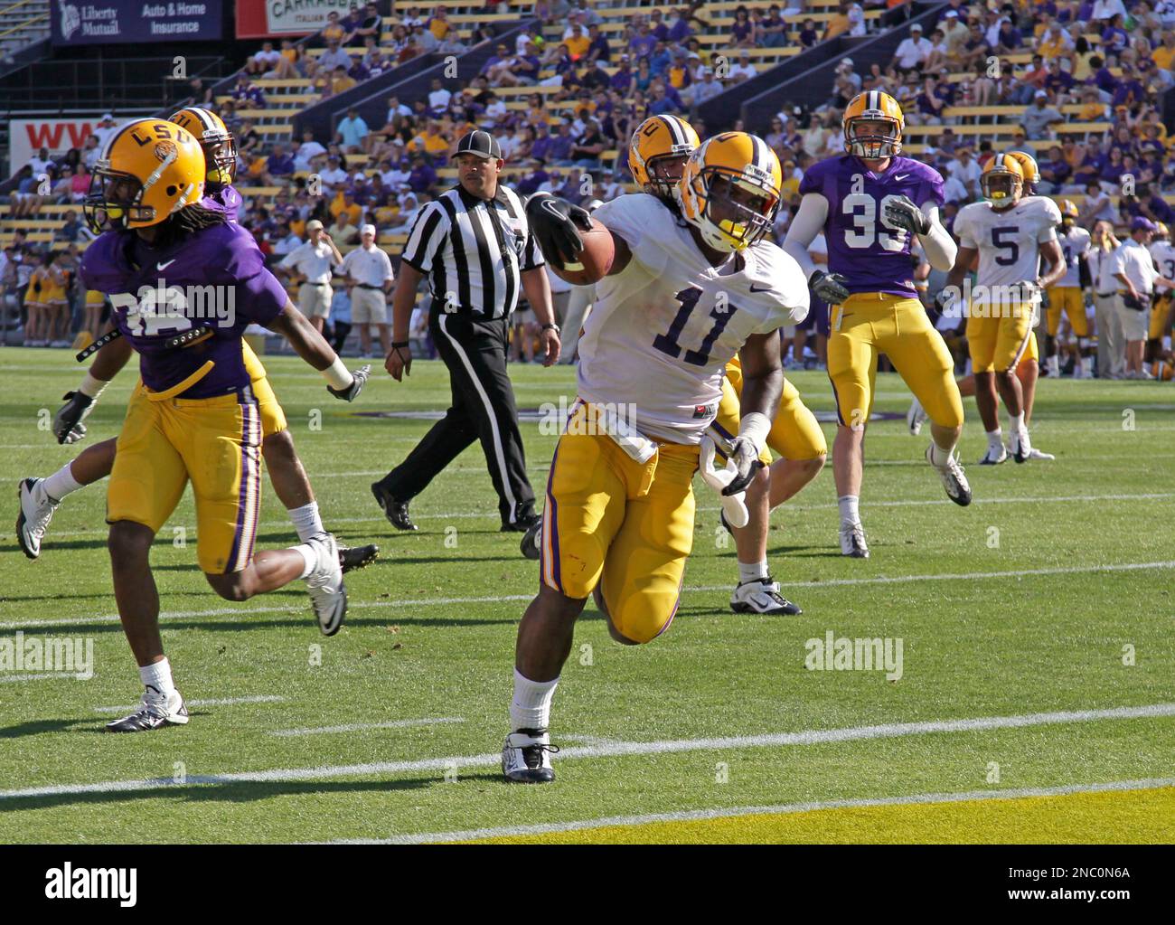 LSU Tigers running back Spencer Ware (11) crosses the goal line to ...