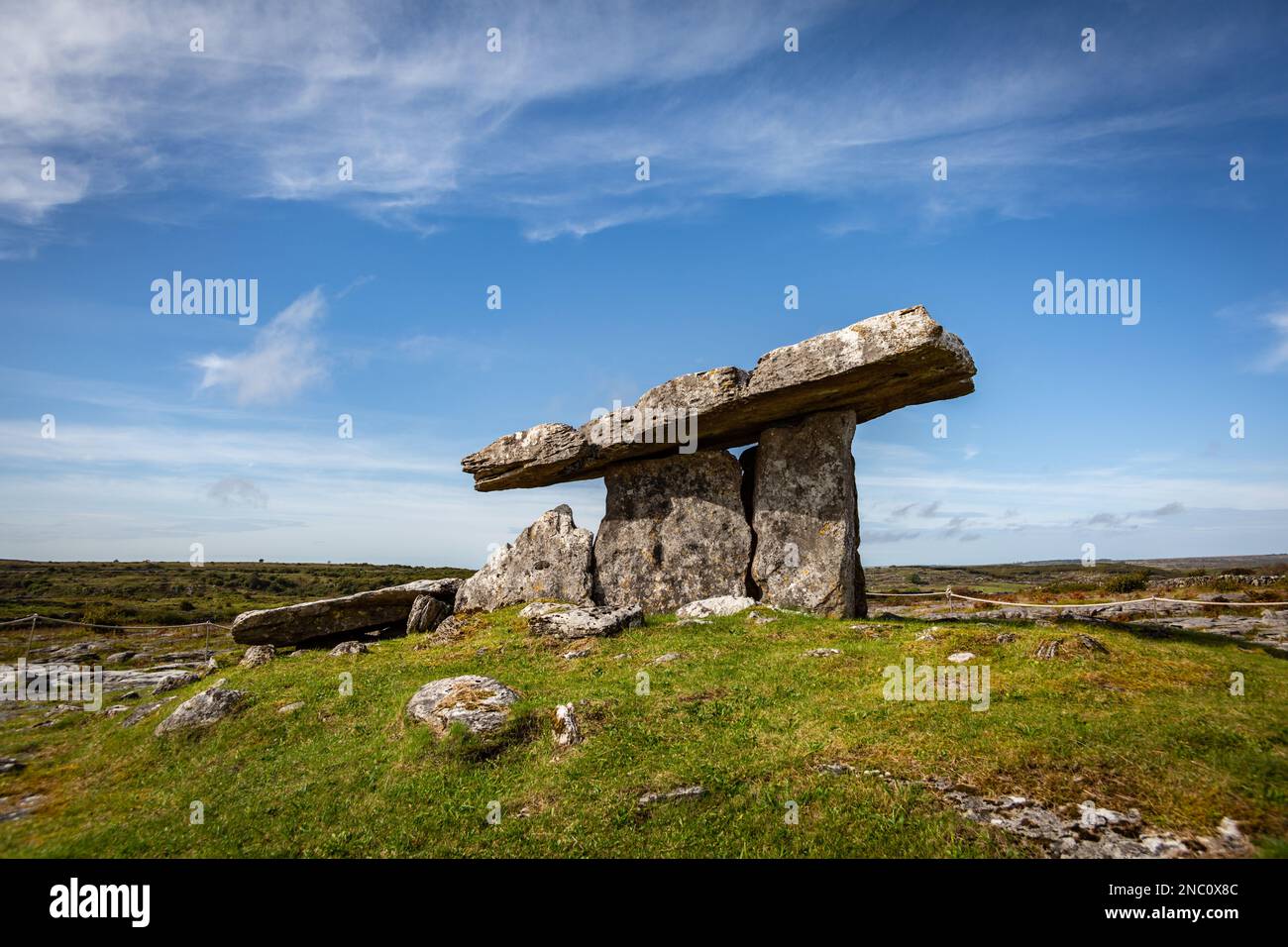 Poulnabrone dolman hi-res stock photography and images - Alamy