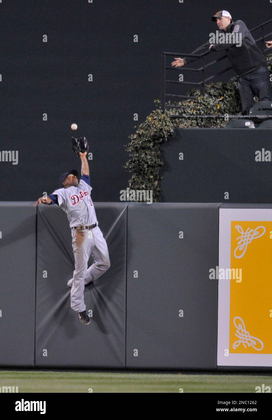 Detroit Tigers center fielder Austin Jackson leaps but is unable to ...