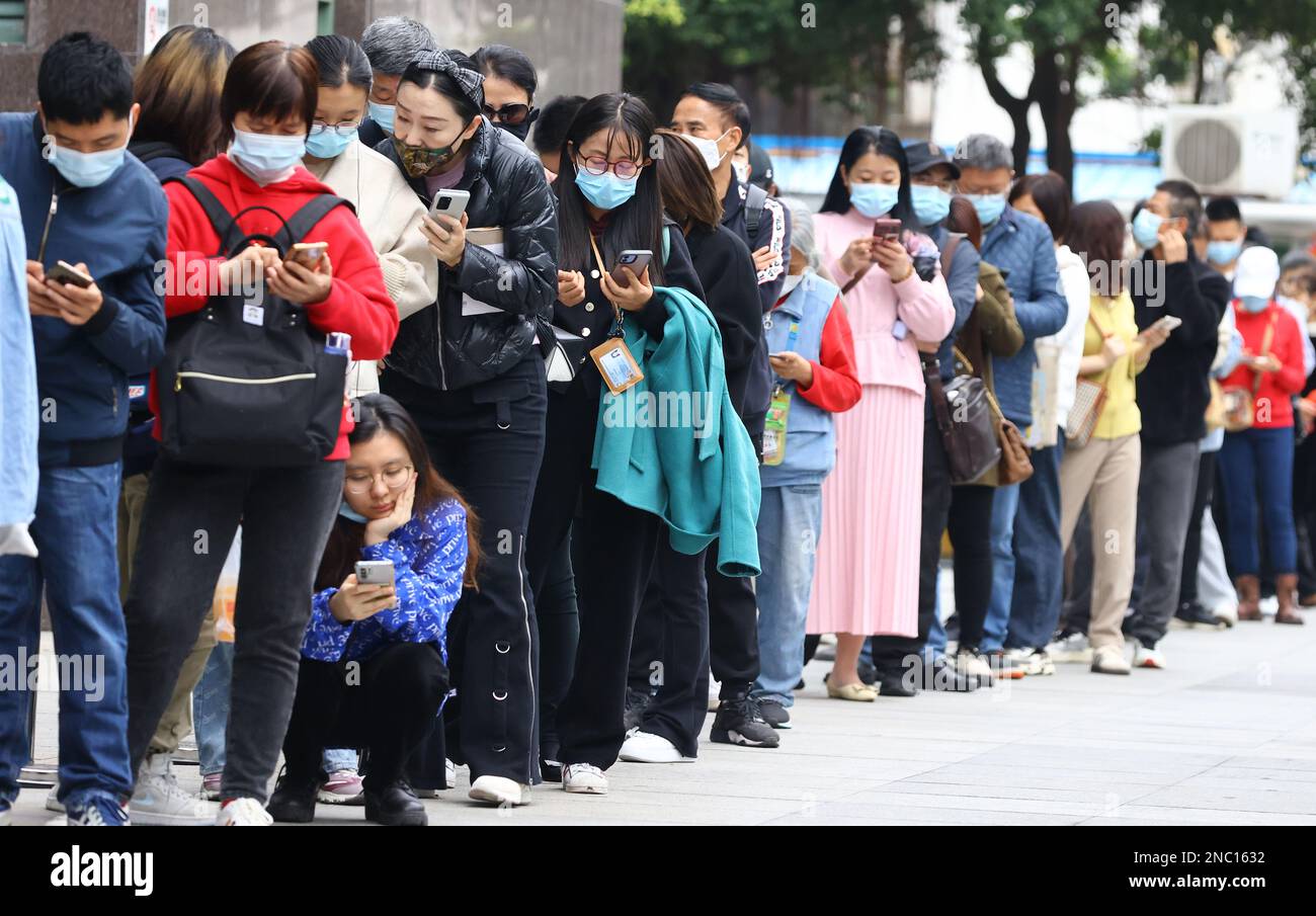People queue at the 24 hours self-service area at Futian Sub-bureau of ...