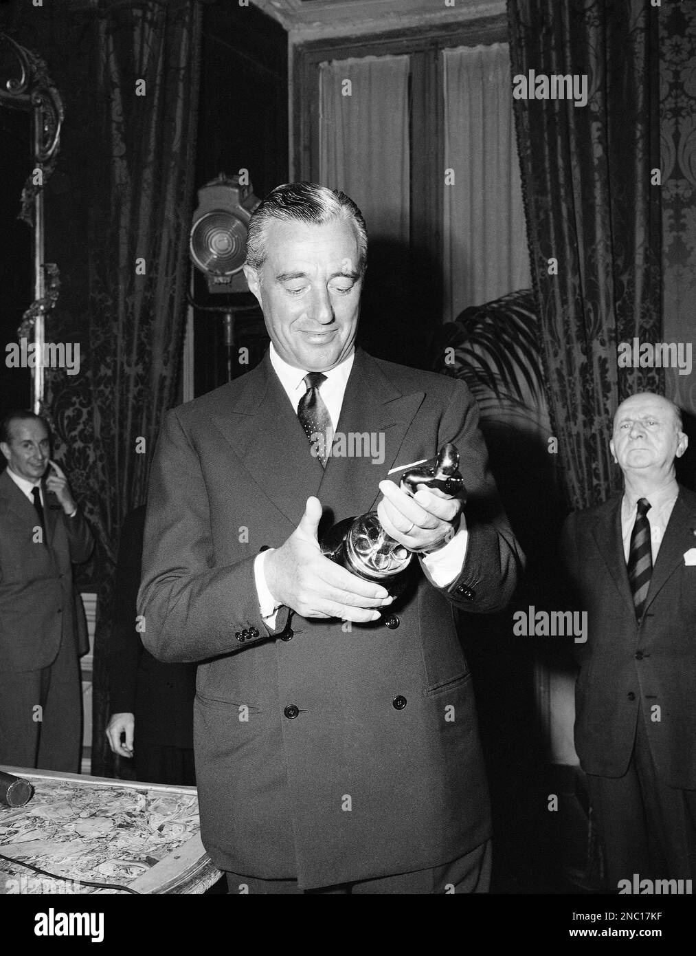 Italian film director Vittorio De Sica holds the American motion picture Academy of Arts and ...