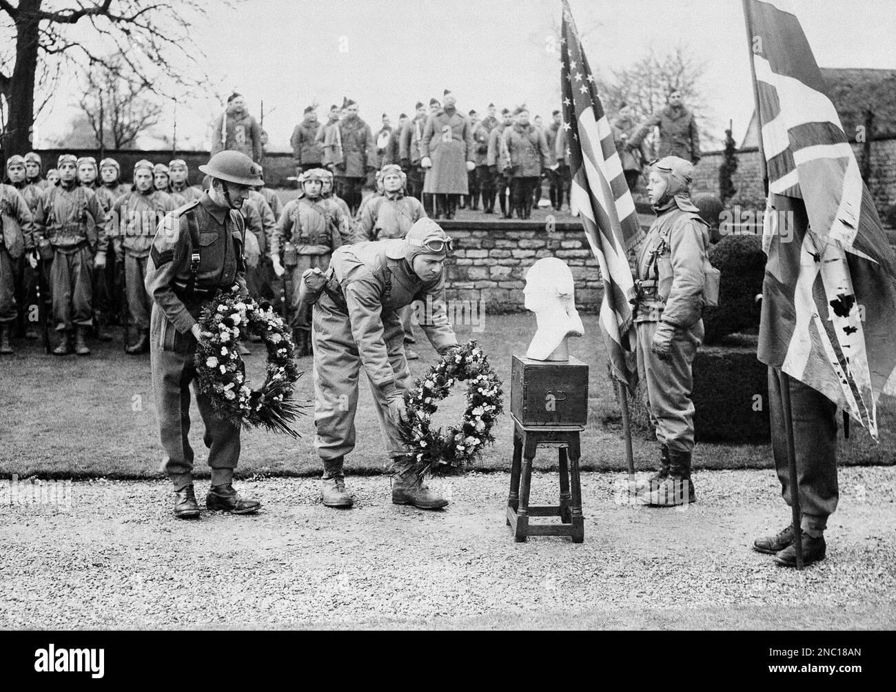 American and British soldiers lay wreaths before bust of George ...