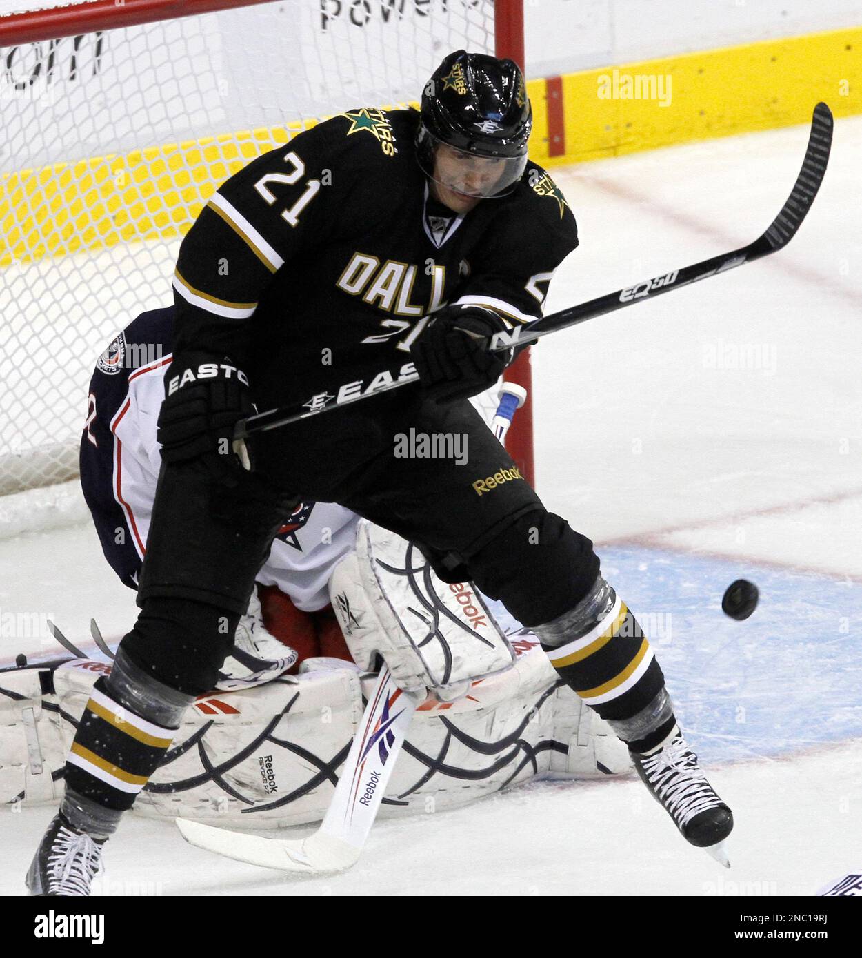 Dallas Stars left wing Loui Eriksson (21) of Sweden tries to get ...