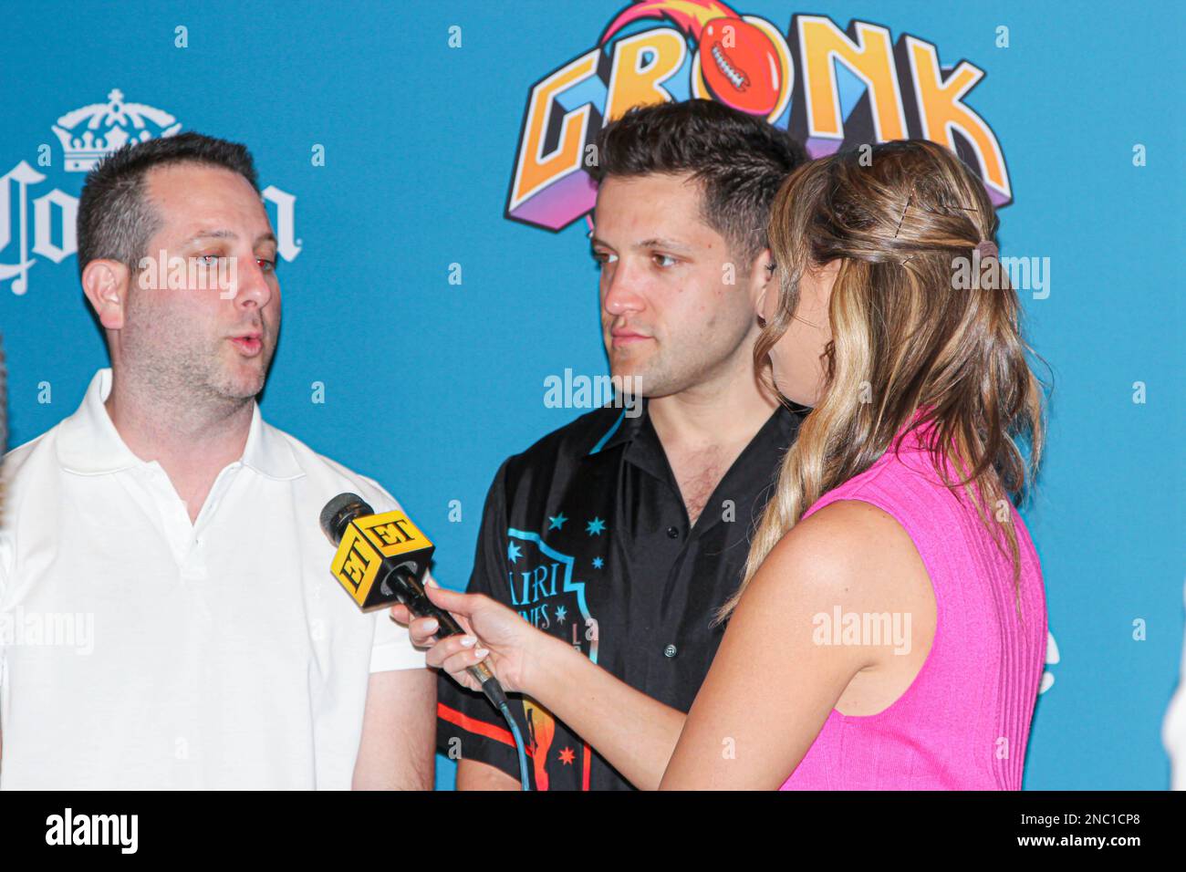 Family by pool with drinks hi-res stock photography and images - Alamy