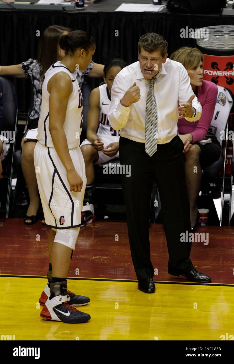 Connecticut head coach Geno Auriemma talks with Maya Moore (23)in the ...