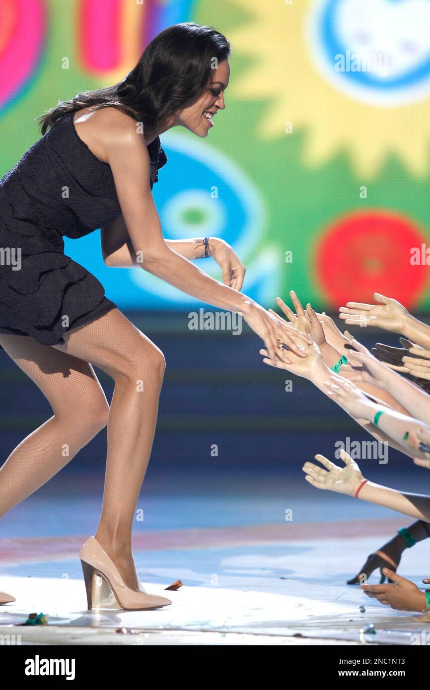 Actress Rosario Dawson presents the "Big Help" award at Nickelodeon's ...