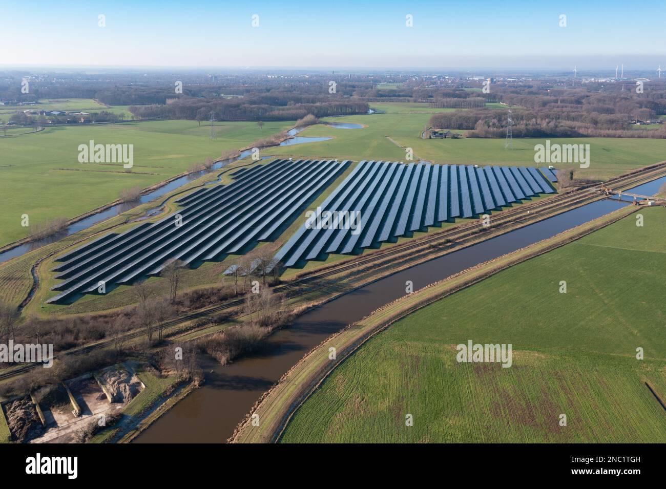 The aerial view of a solar farm in a green field Stock Photo - Alamy