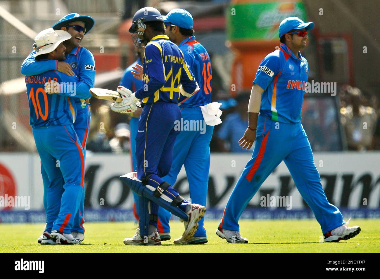 Sri Lanka's Upul Tharanga leaves as Indian cricketers rejoice in his ...