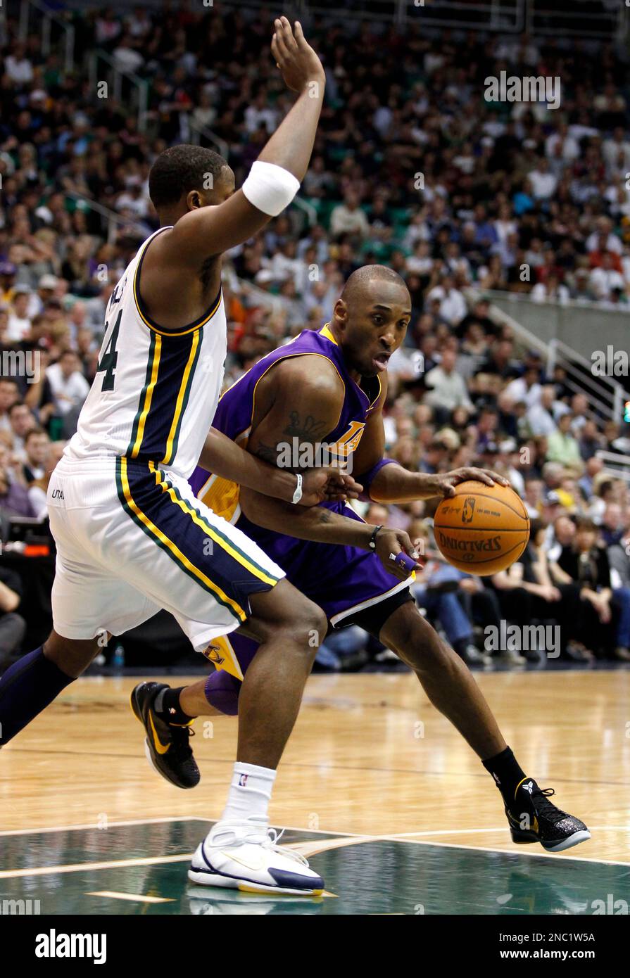 Los Angeles Lakers guard Kobe Bryant (24) drives around Utah Jazz ...