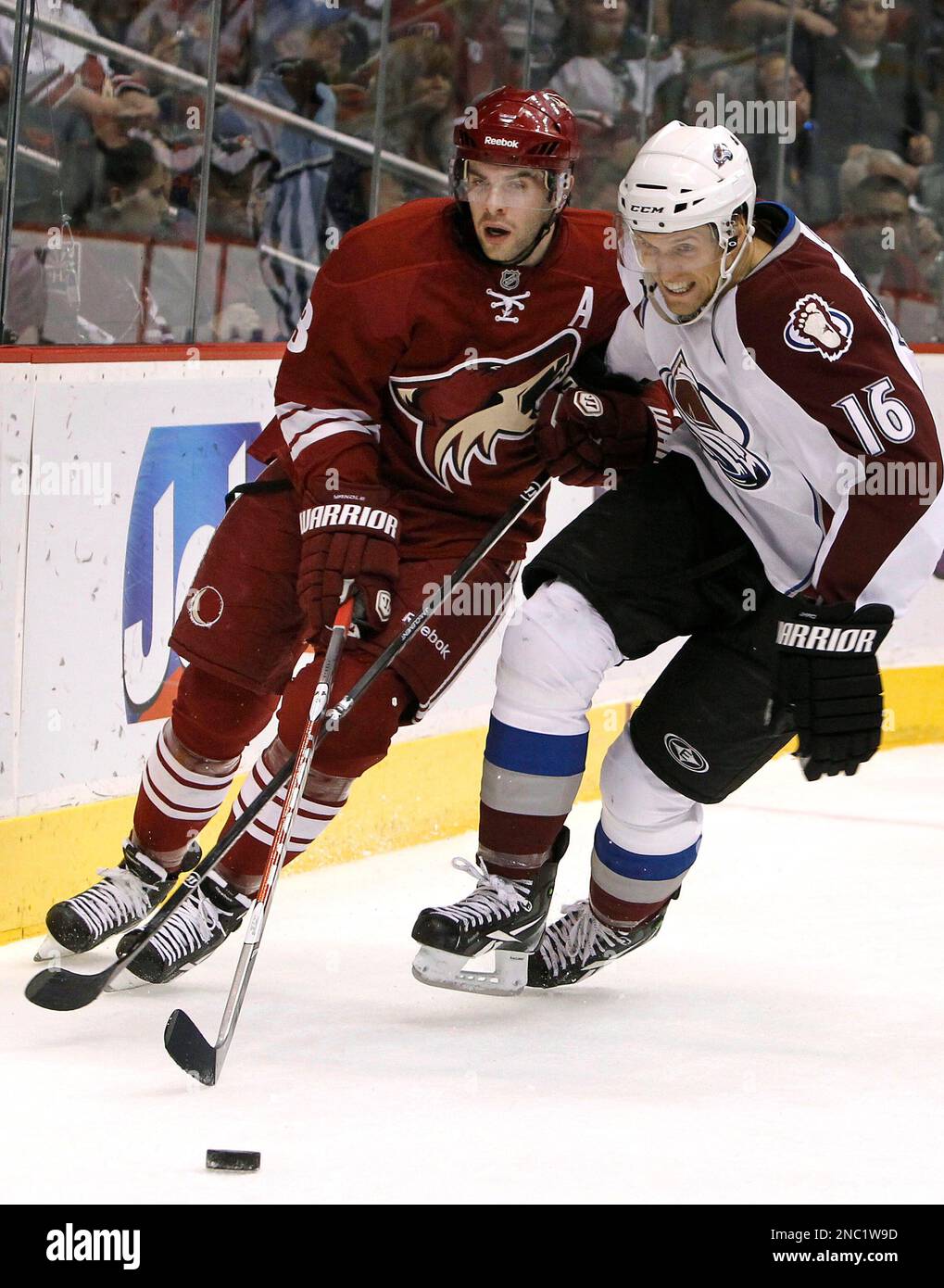 Colorado Avalanche's Jay McClement (16) battles with Phoenix Coyotes ...