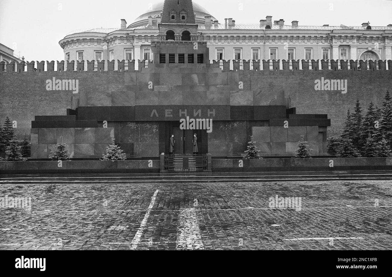 Only the name of Lenin Appears, on the tomb he shared with Stalin in ...
