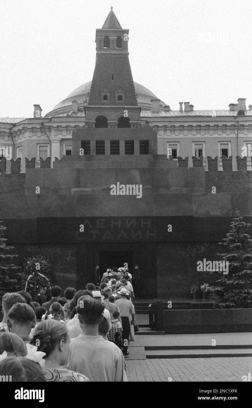Tourists line up to enter Lenin-Stalin tomb in Moscow’s Red Square for ...