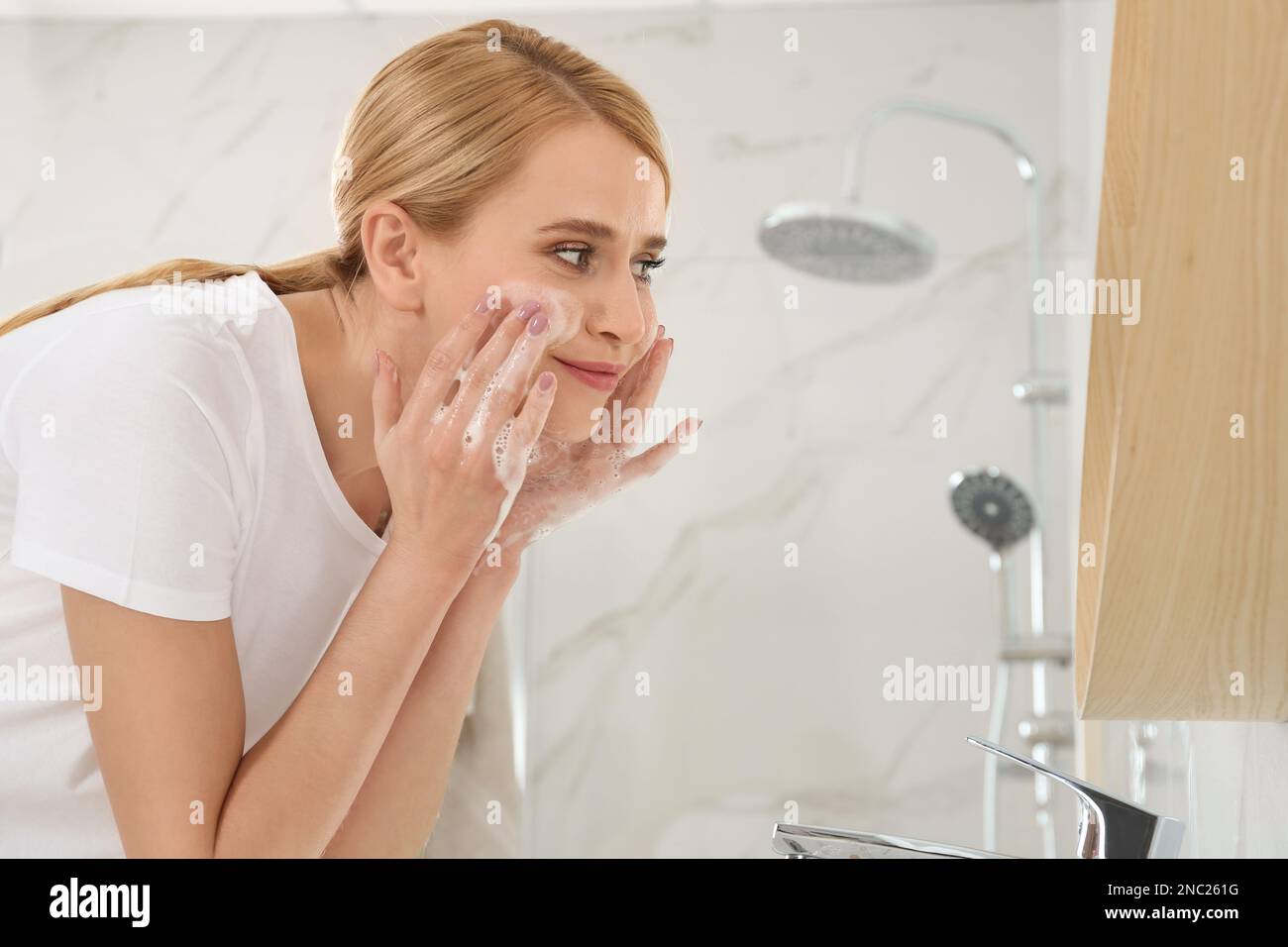 Lady washing face hi-res stock photography and images - Alamy