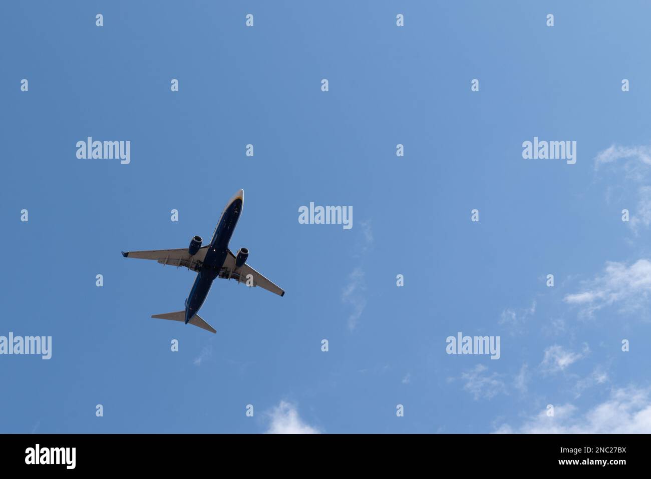 Airplane flying in the sky overhead Stock Photo - Alamy