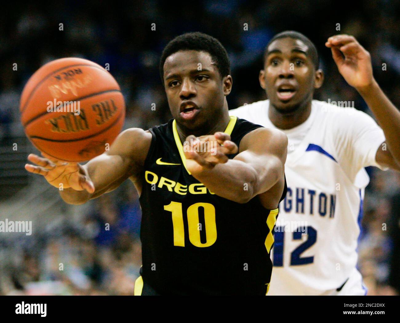 Oregon's Johnathan Loyd (10) passes the ball away from Creighton's ...