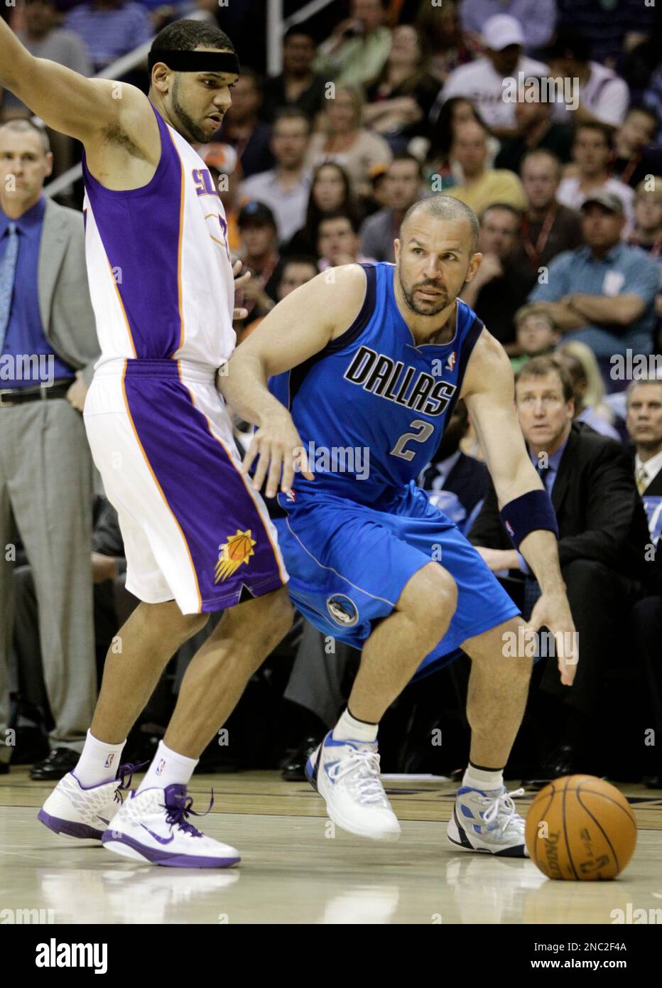 Dallas Mavericks' Jason Kidd, right, drives past Phoenix Suns' Jared ...