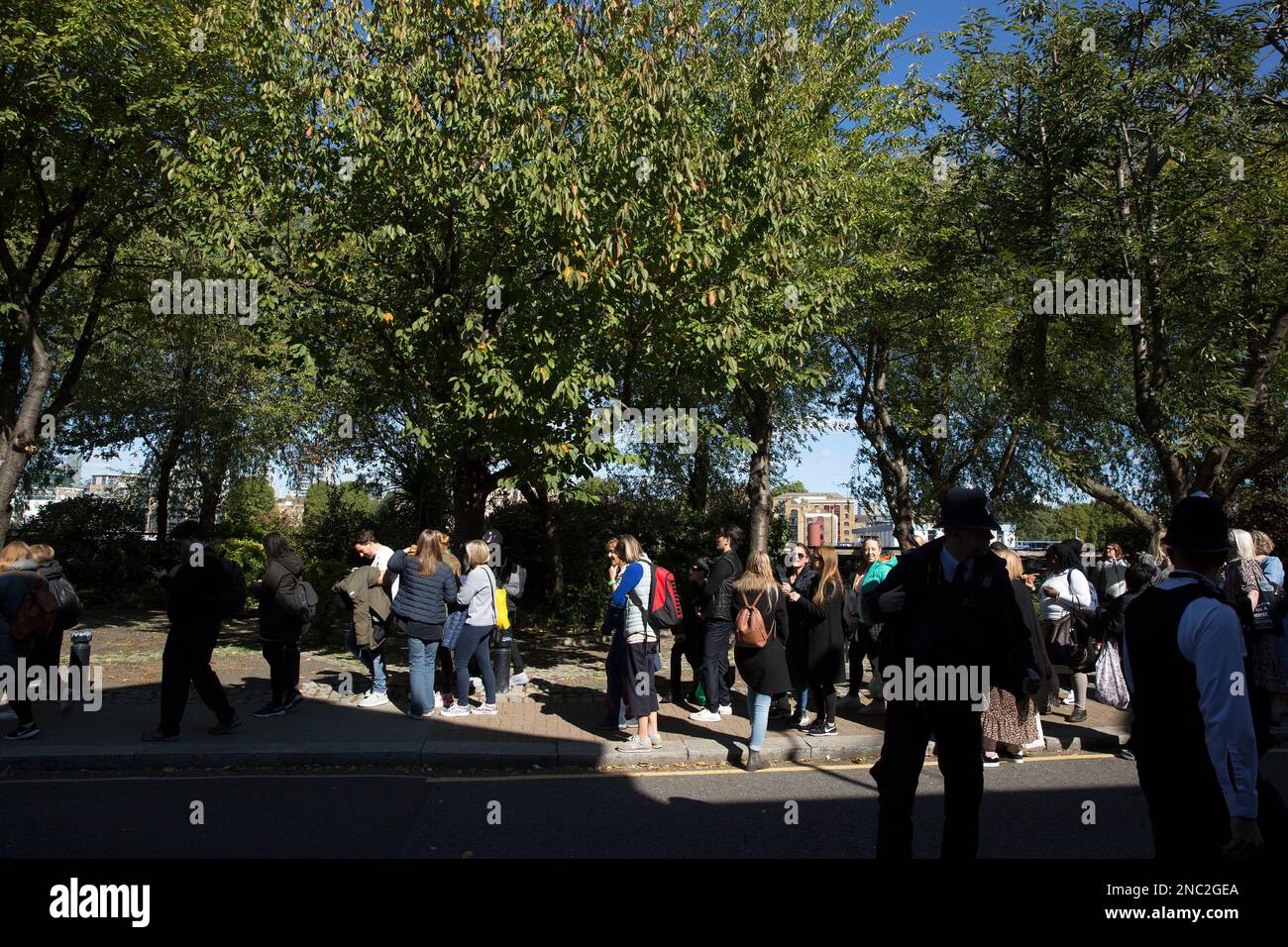 People queue and wait for the lying-in-state to pay their respects to ...