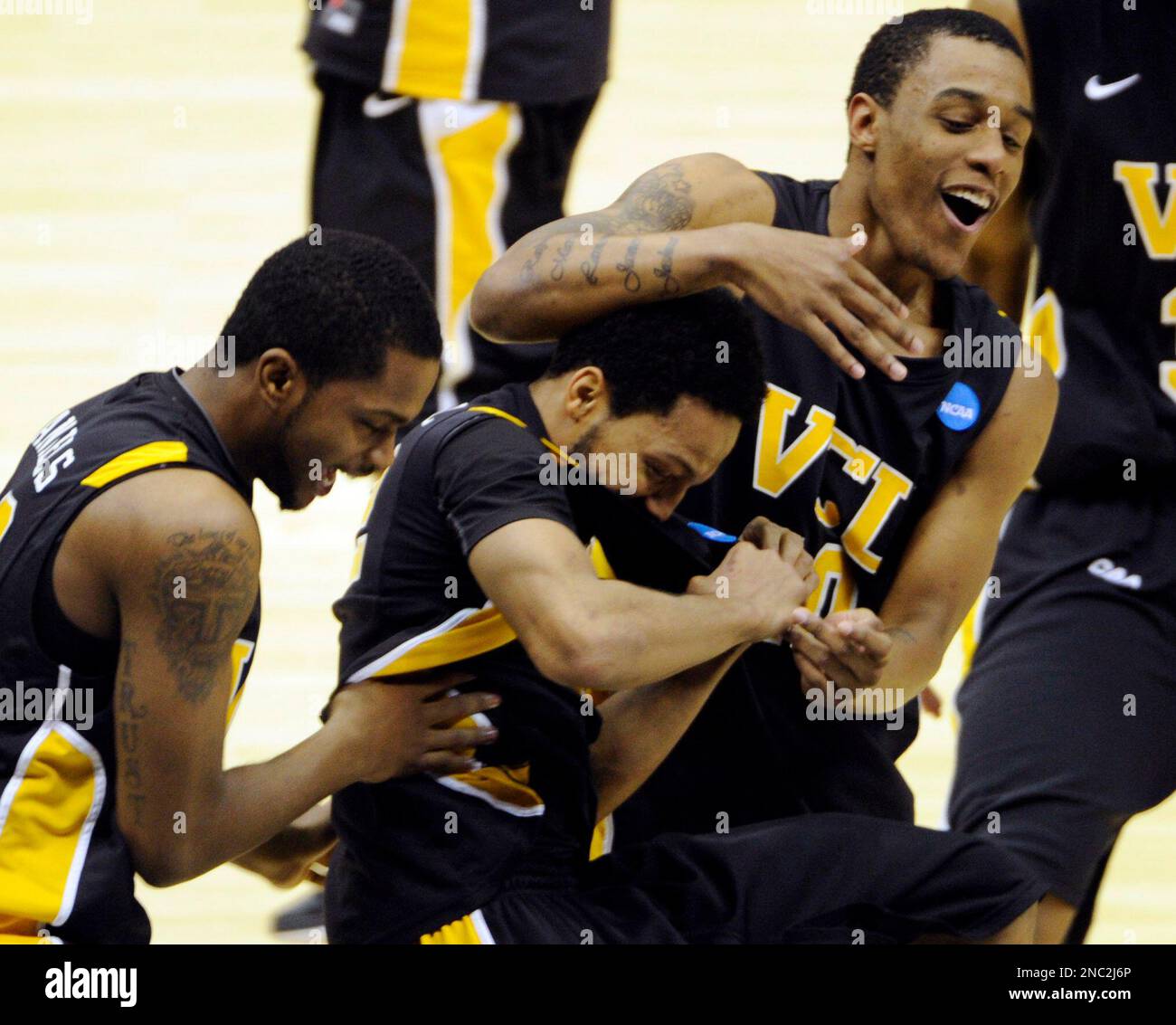 Virginia Commonwealth's Darius Theus, right, pulls on teammate Brandon ...