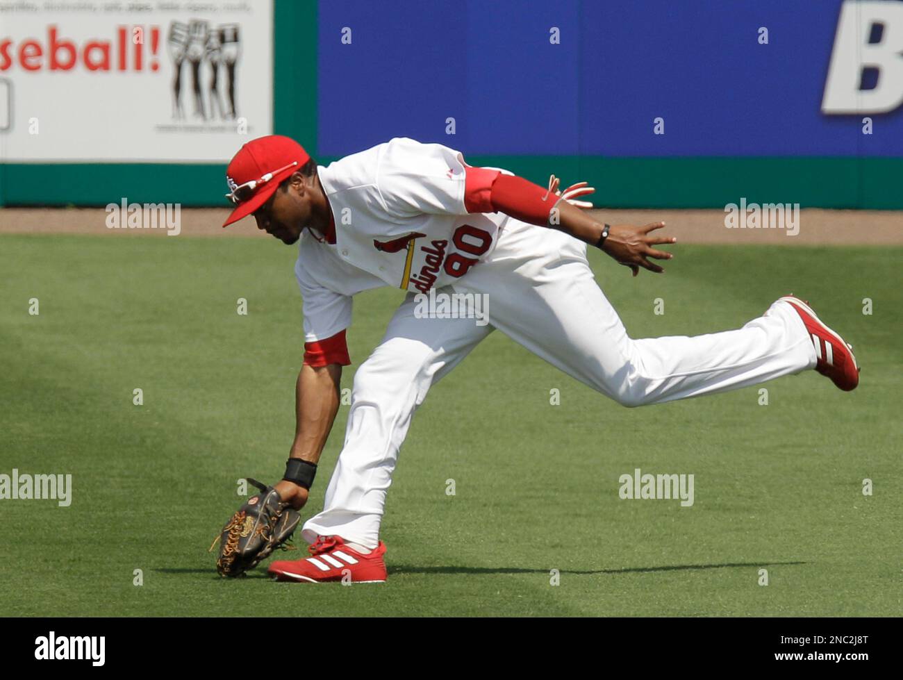 St. Louis Cardinals right fielder Daryl Jones makes a catch of New York ...