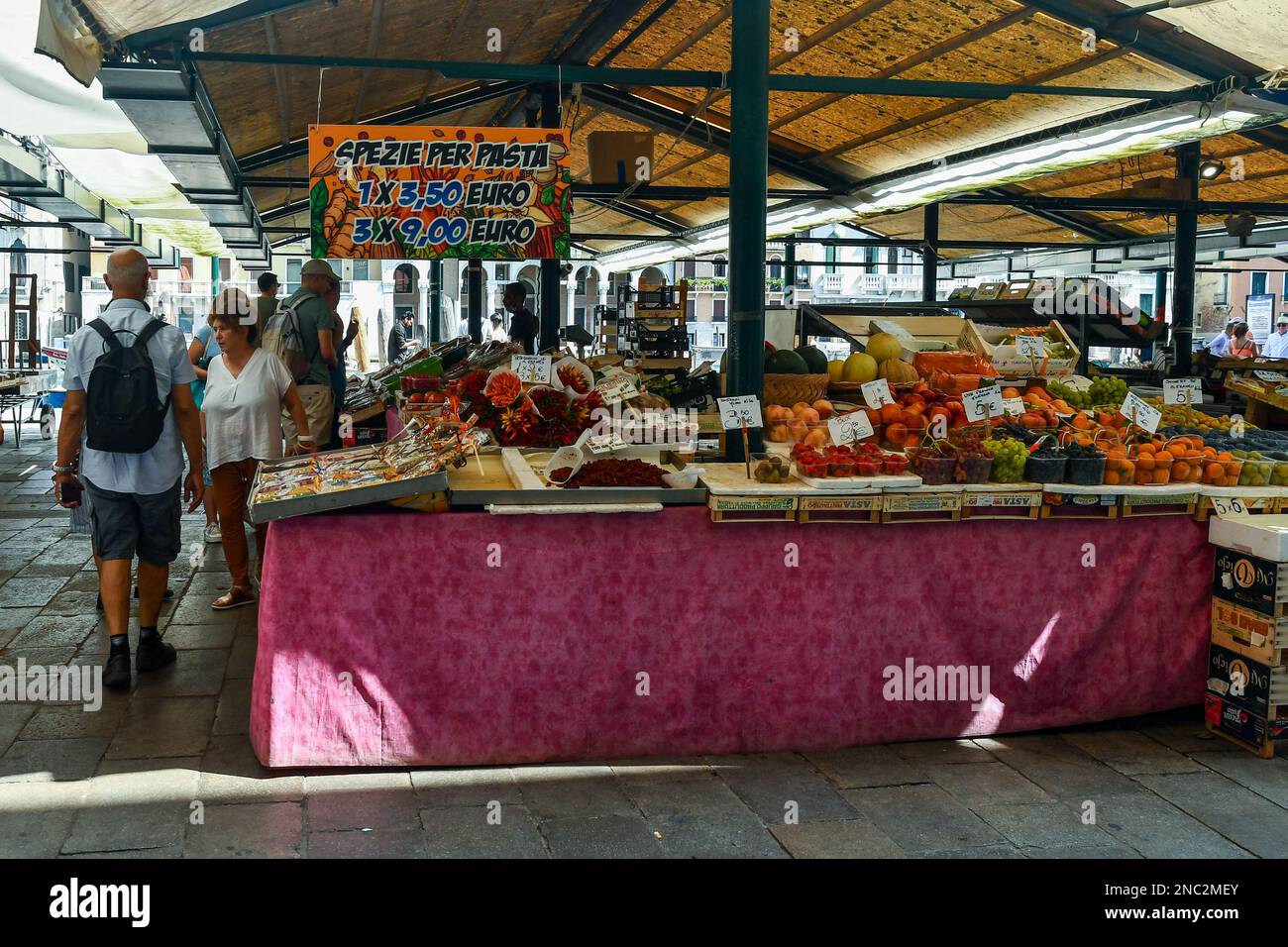 Fruit and vegetables stand hi-res stock photography and images - Alamy