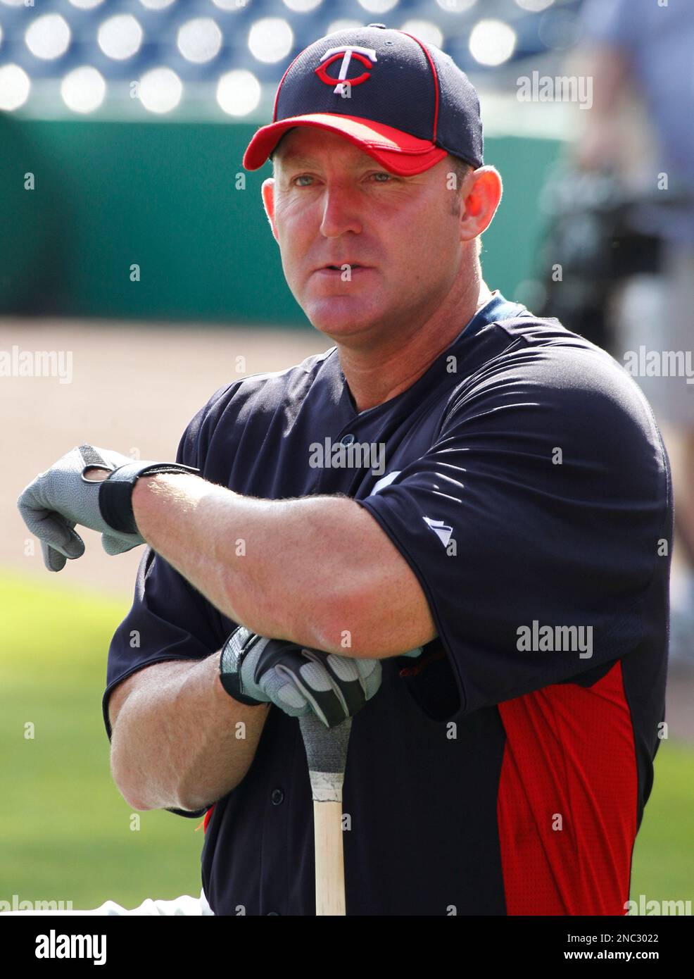 Minnesota Twins' Jim Thome waits to hit during batting practice before ...