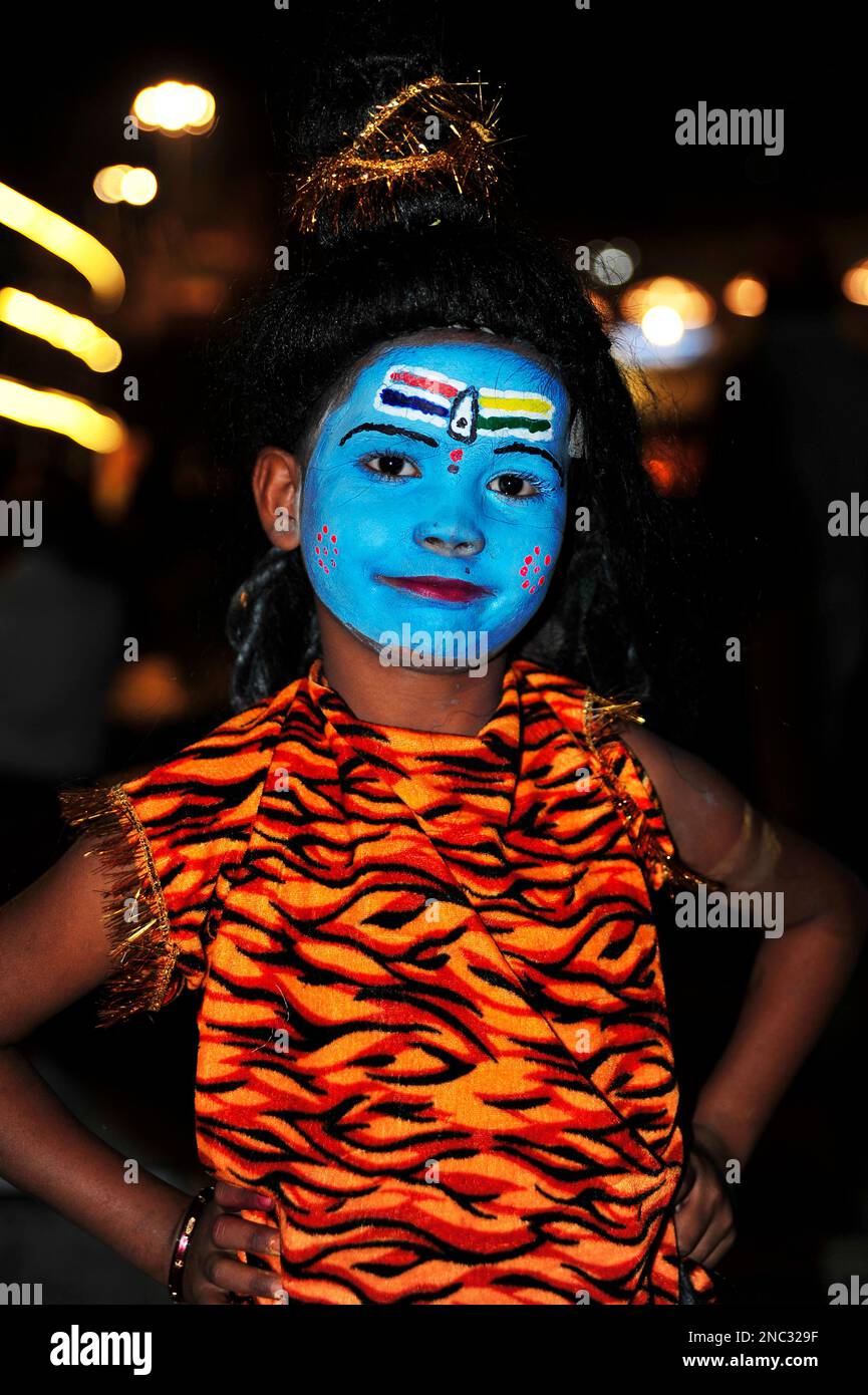Indian girl, face painted as the Hindu god Shiva. Varanasi, India Stock ...