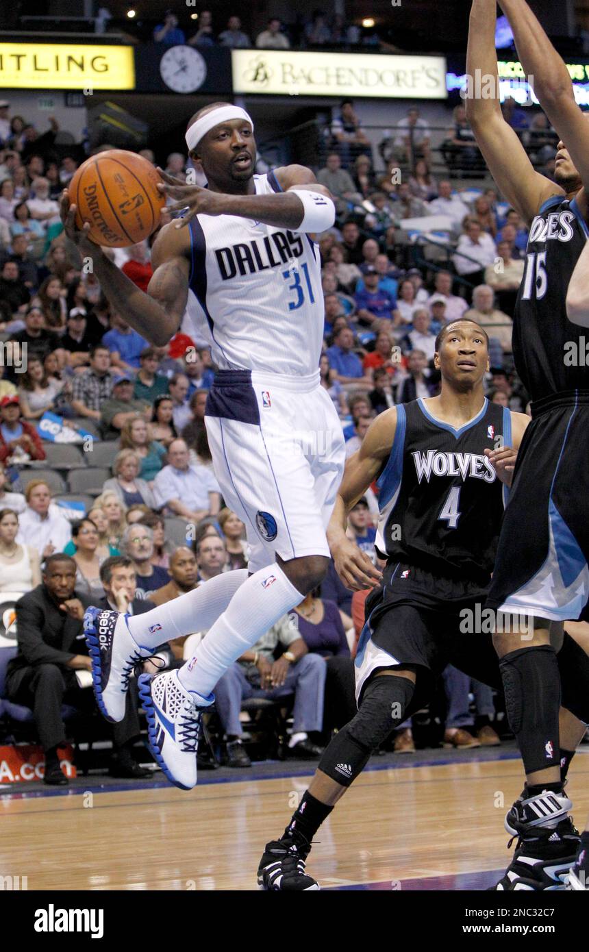 Dallas Mavericks Jason Terry (31) jumps and looks to pass against ...