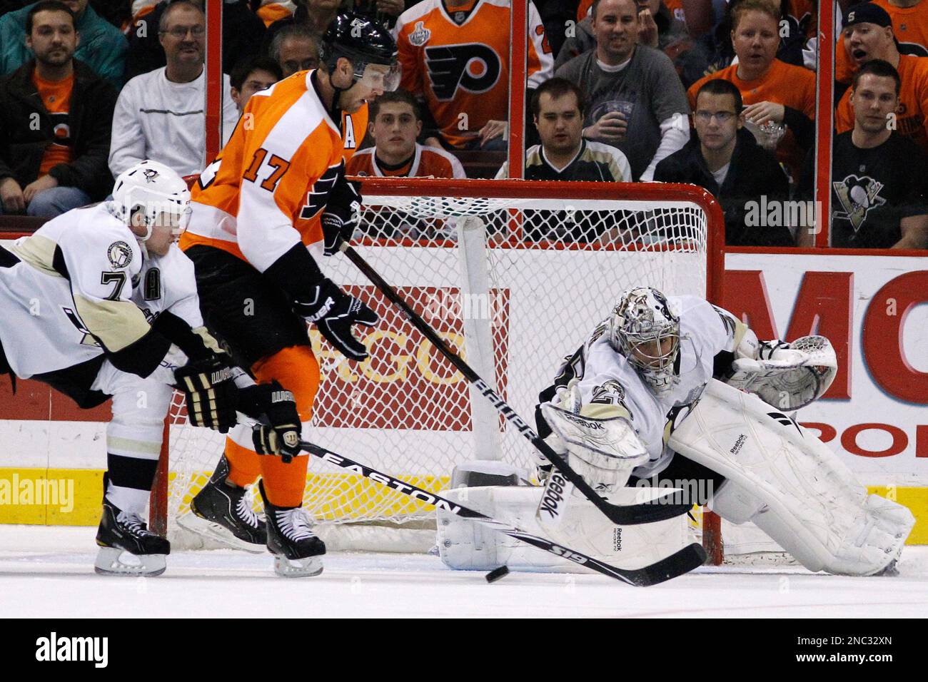 Philadelphia Flyers' Jeff Carter (17) tries to get a shot past ...