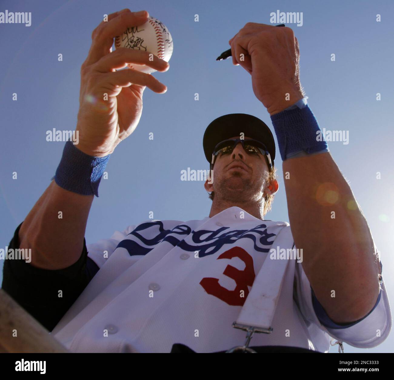 Los Angeles Dodgers' Jay Gibbons signs autographs before the Dodgers ...