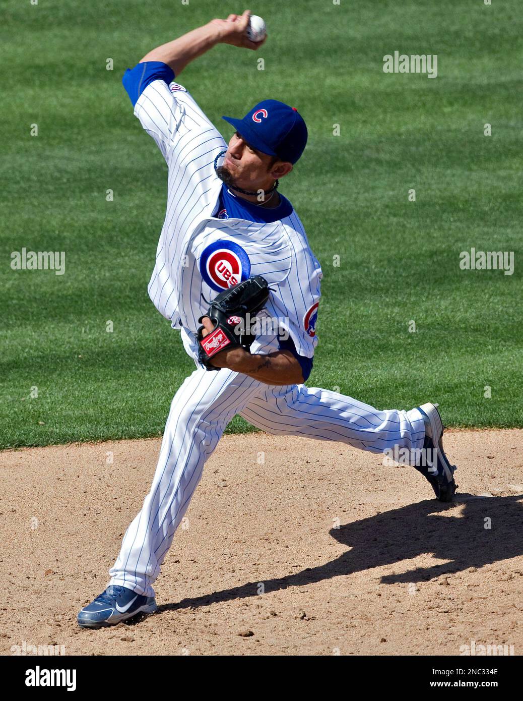 Chicago Cubs pitcher Matt Garza delivers a pitch against the Chicago ...