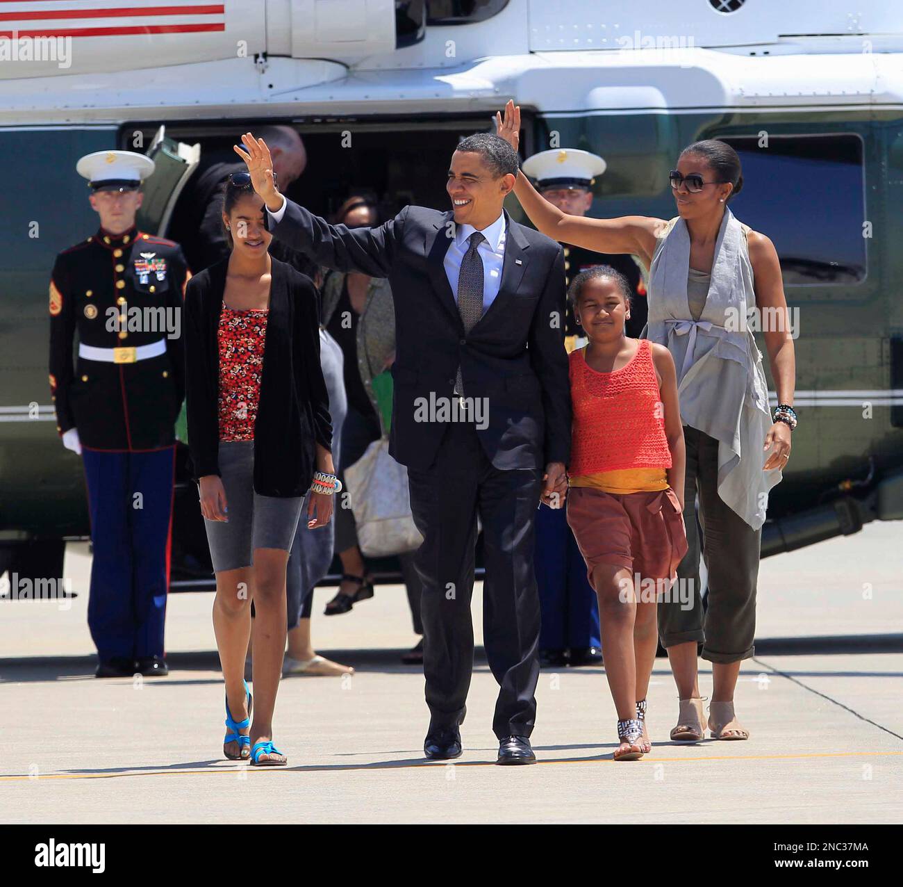President Barack Obama, first lady Michelle Obama and their daughters ...