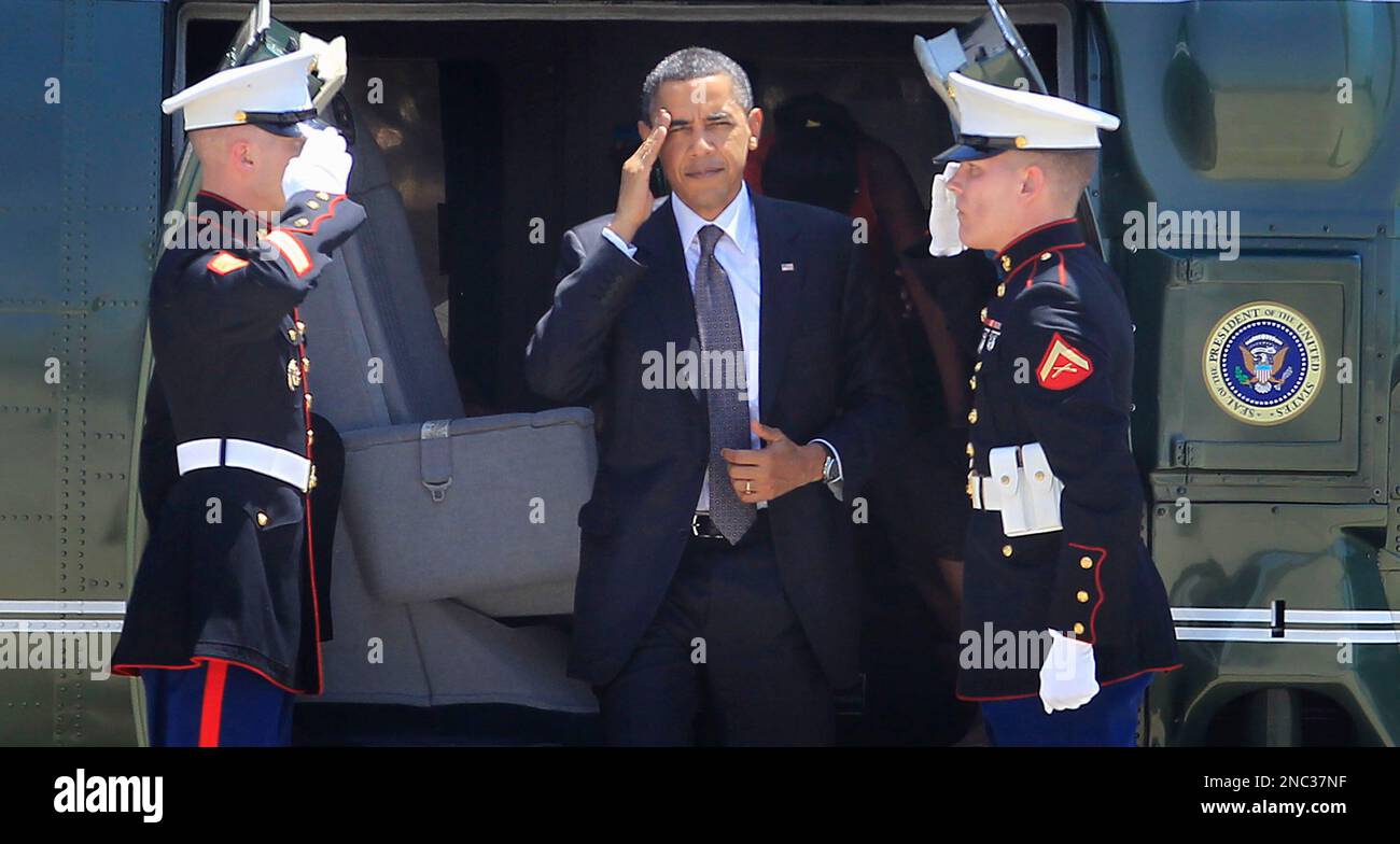 President Barack Obama salutes as he steps off Marine One helicopter ...