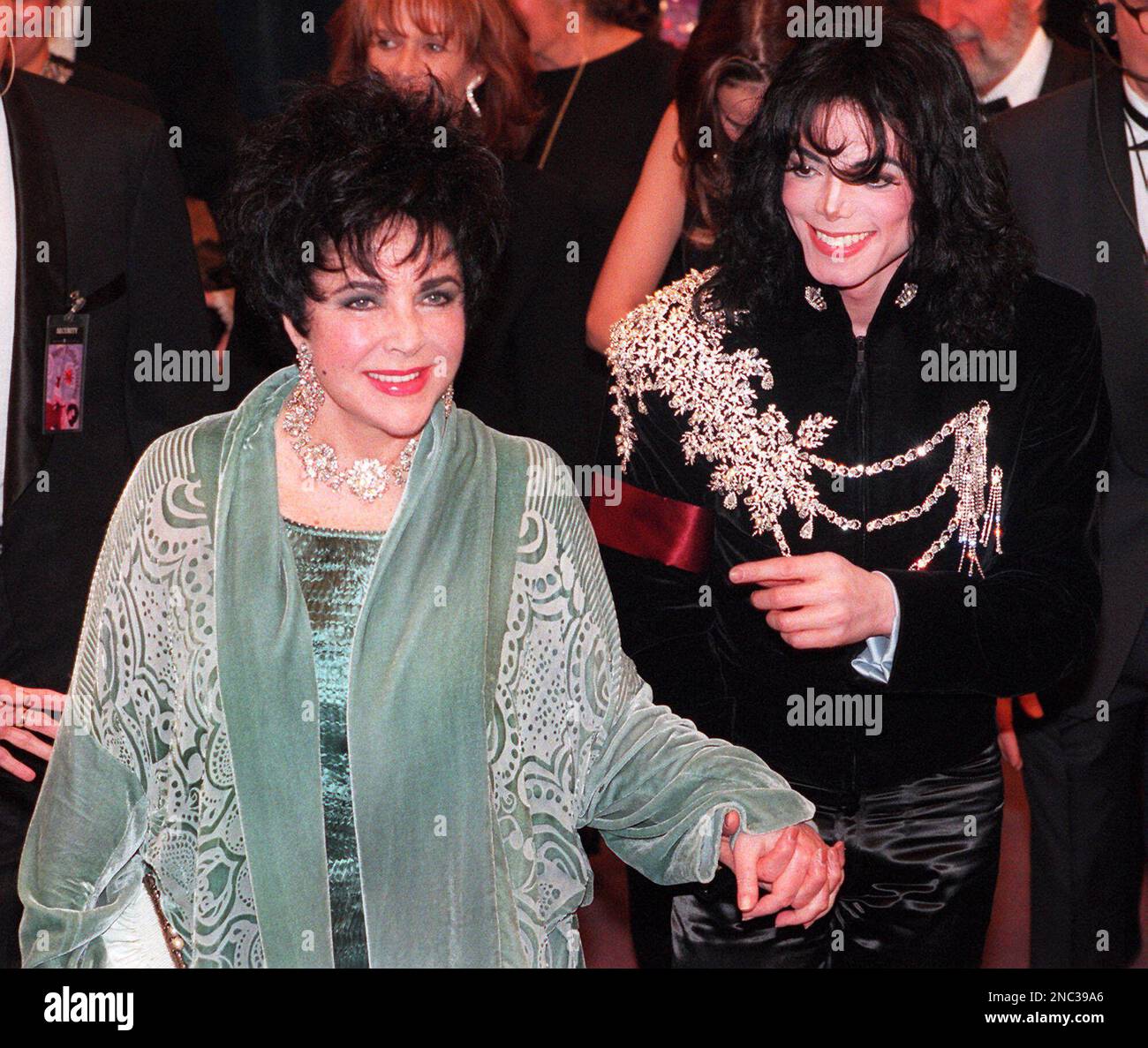 FILE - This Feb. 16, 1997 file photo shows Elizabeth Taylor arriving ...