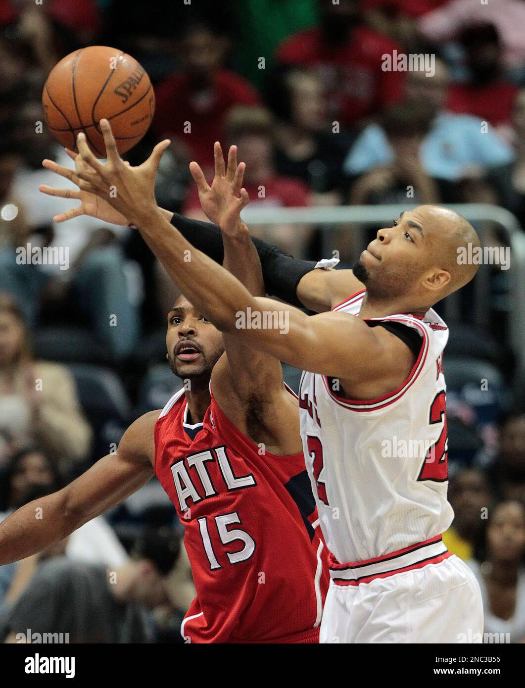 Chicago Bulls forward Taj Gibson (22) and Atlanta Hawks center Al ...