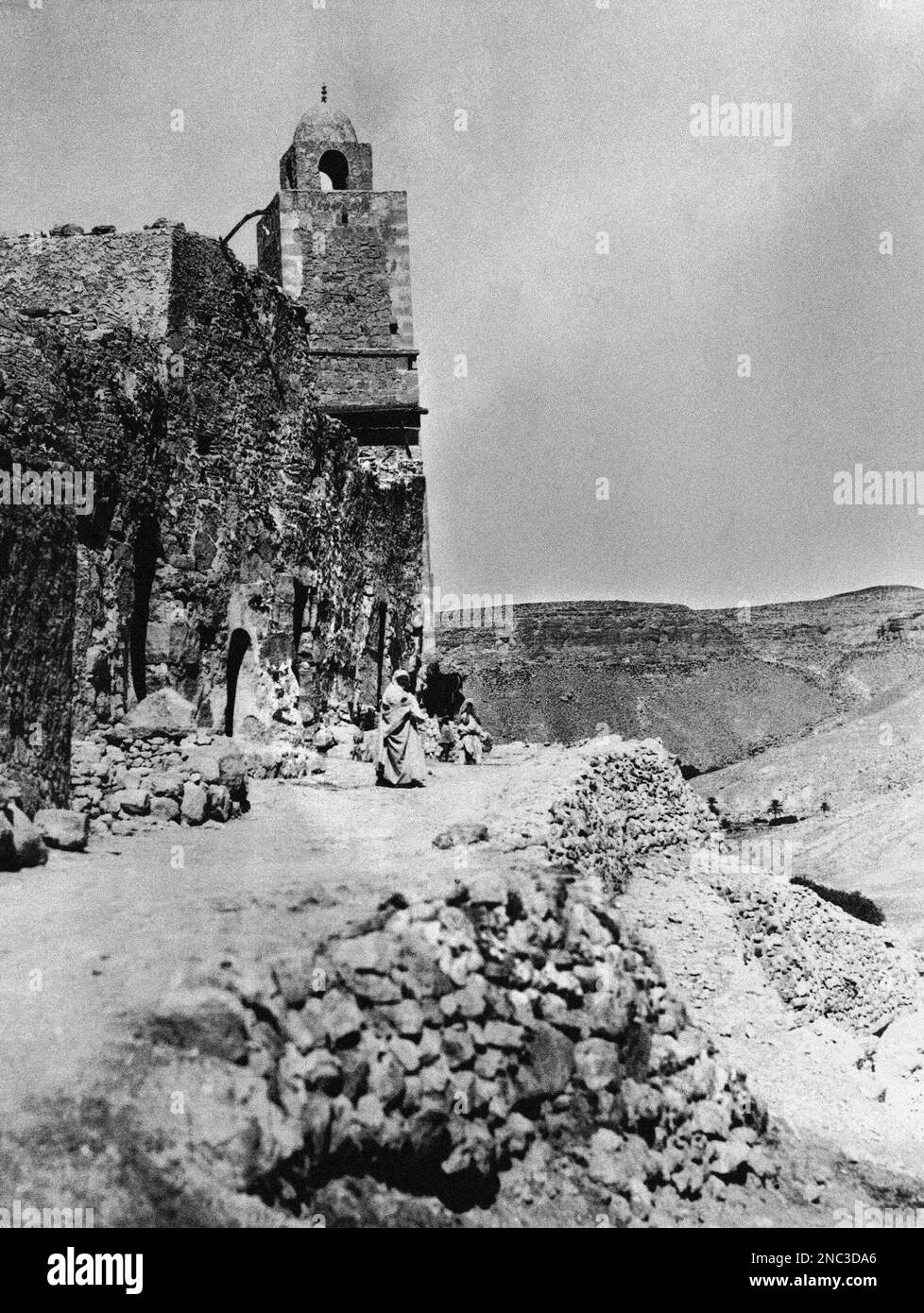 View of a section of the troglodyte (cave-dwelling) town of Matmata in ...