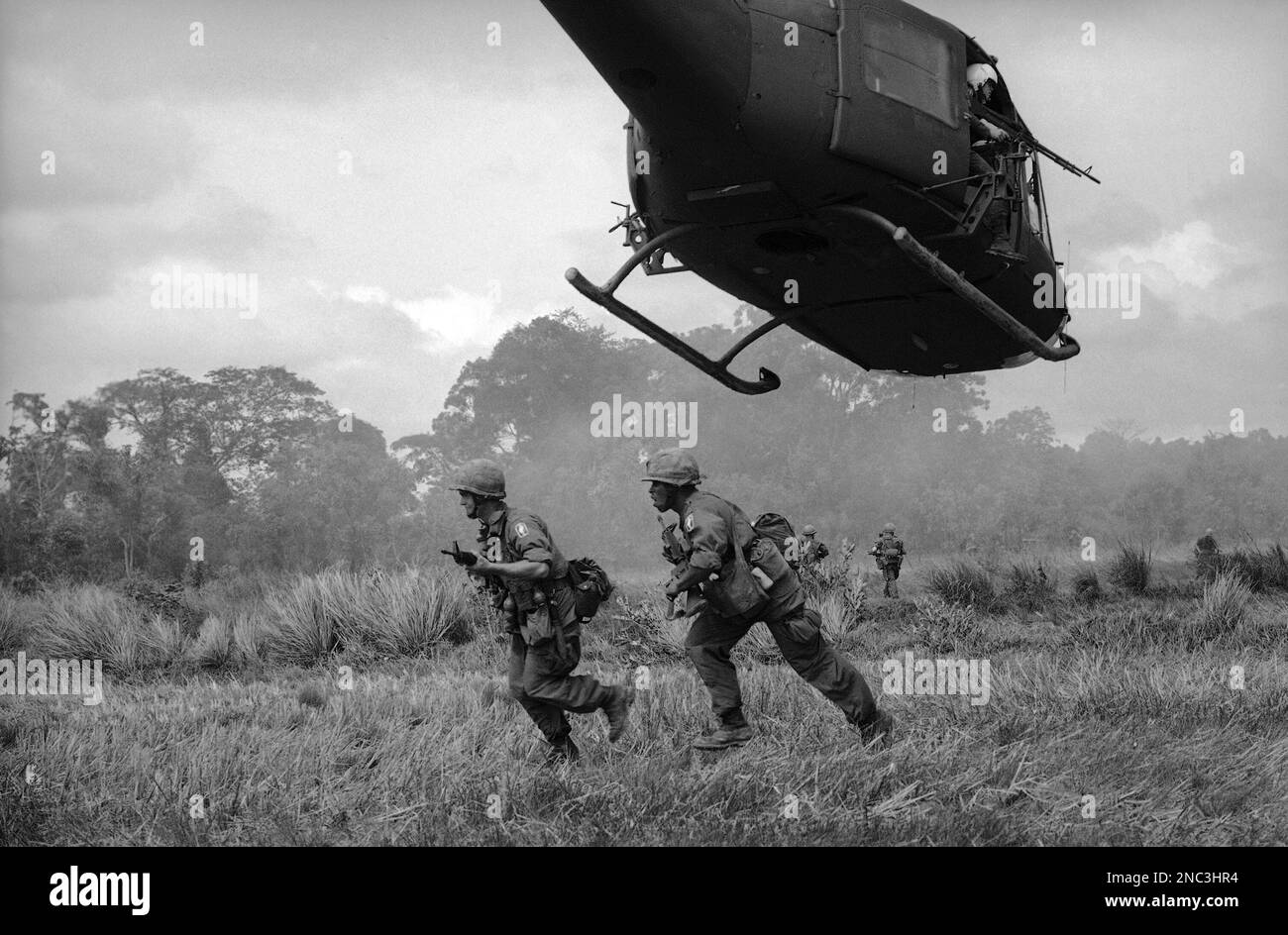 Paratroopers of the 173rd U.S. Airborne Brigade scurry through South ...
