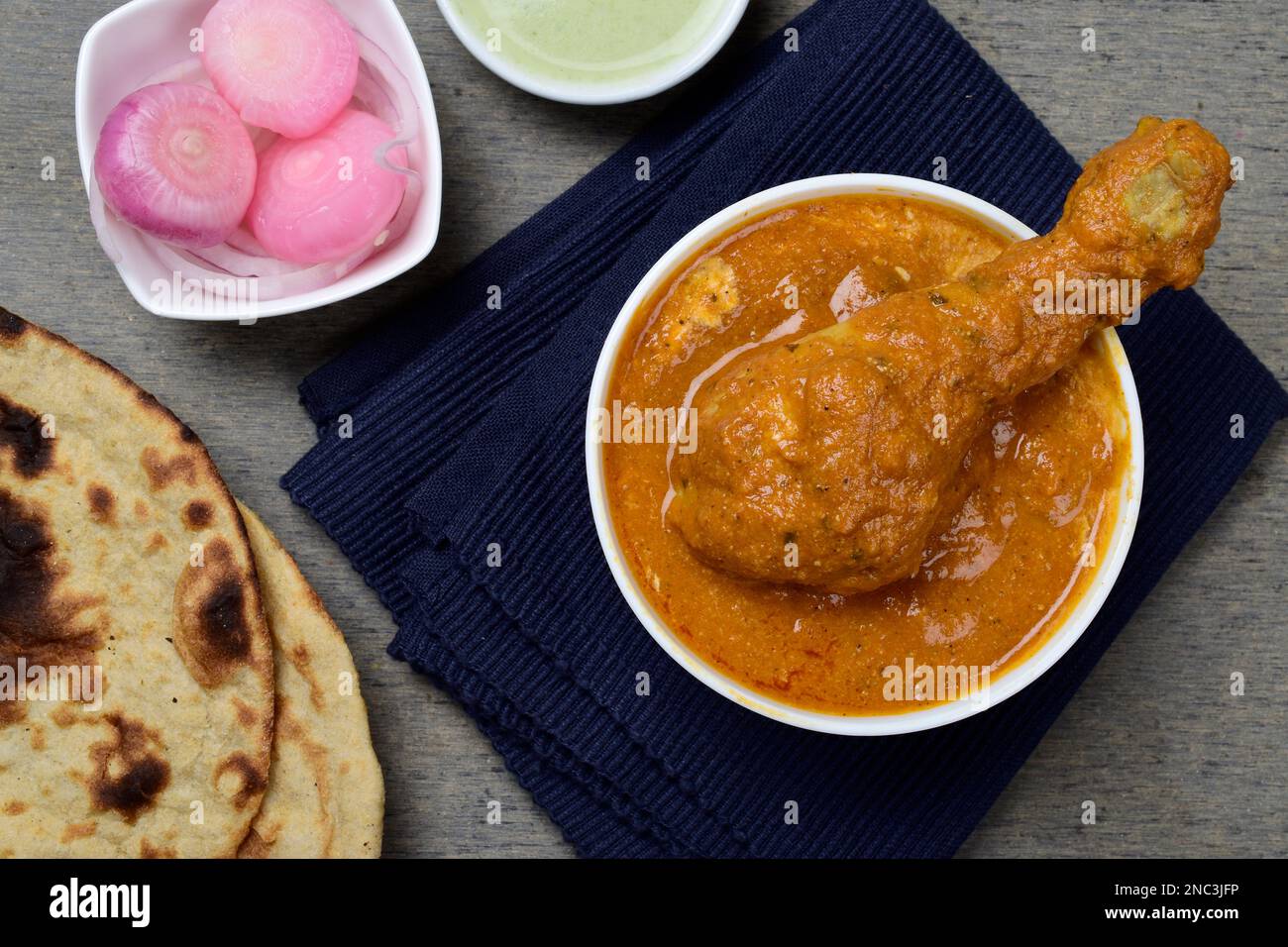 Top View of butter chicken in bowl with roti and onion Stock Photo - Alamy