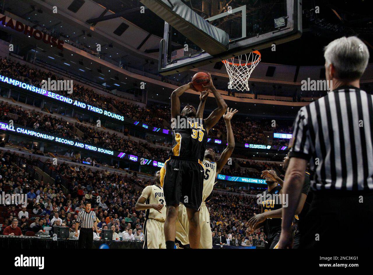 Virginia Commonwealth center D.J. Haley (33) goes up for a basket in ...