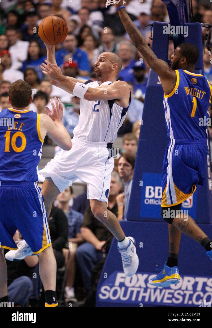 Dallas Mavericks' Jason Kidd (2) passes off the ball against Golden ...