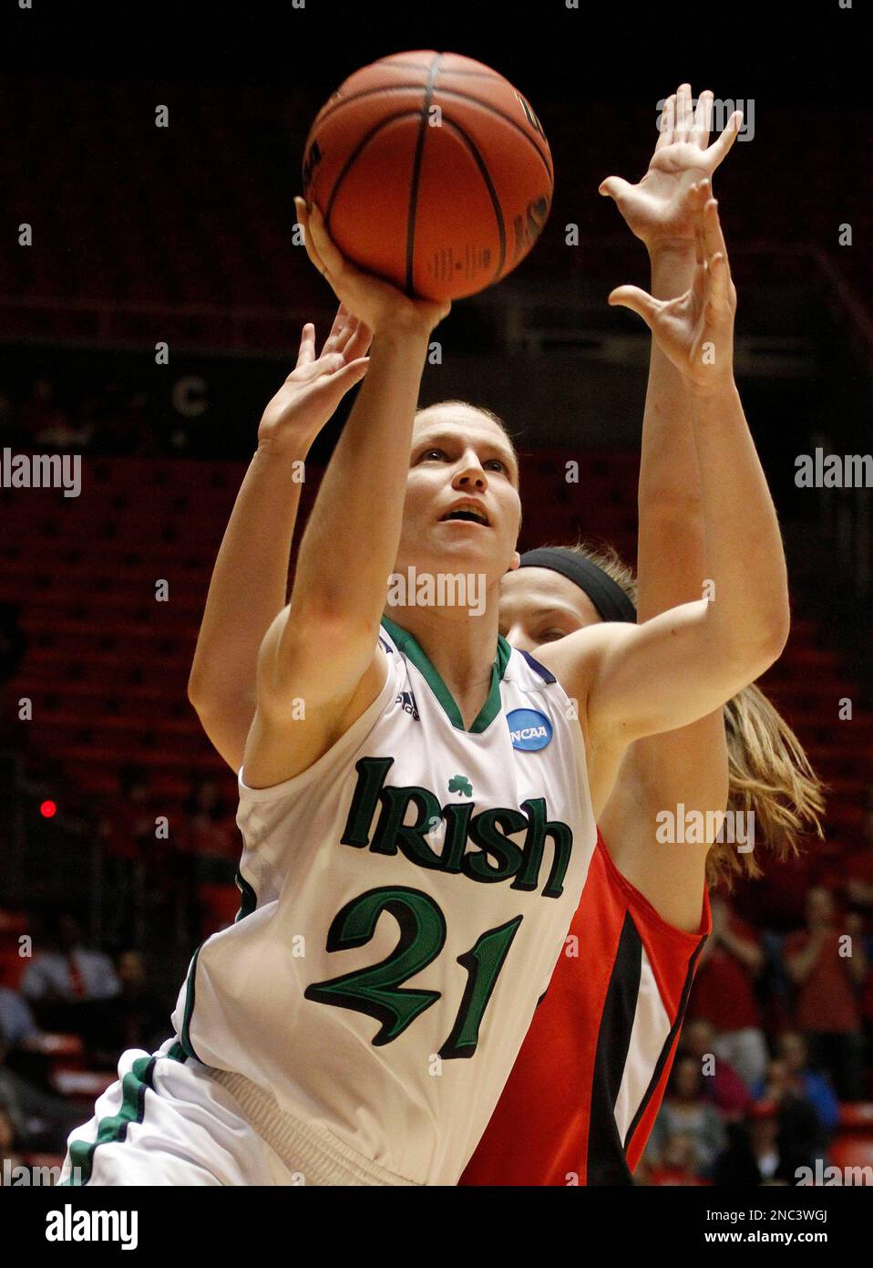 Notre Dame guard Natalie Novosel (21) takes a shot past Utah forward ...