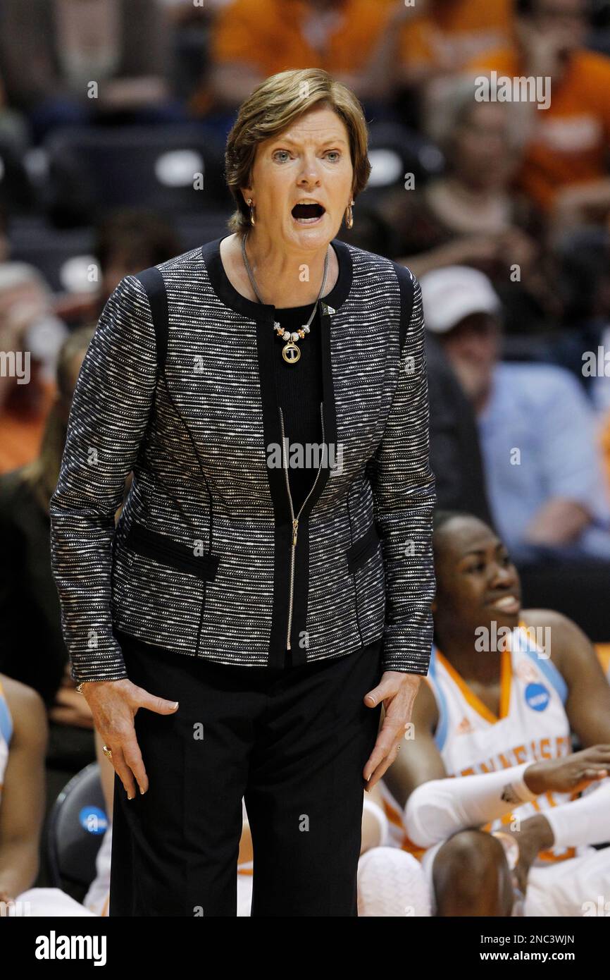 Tennessee head coach Pat Summitt talks to her players in the first half ...