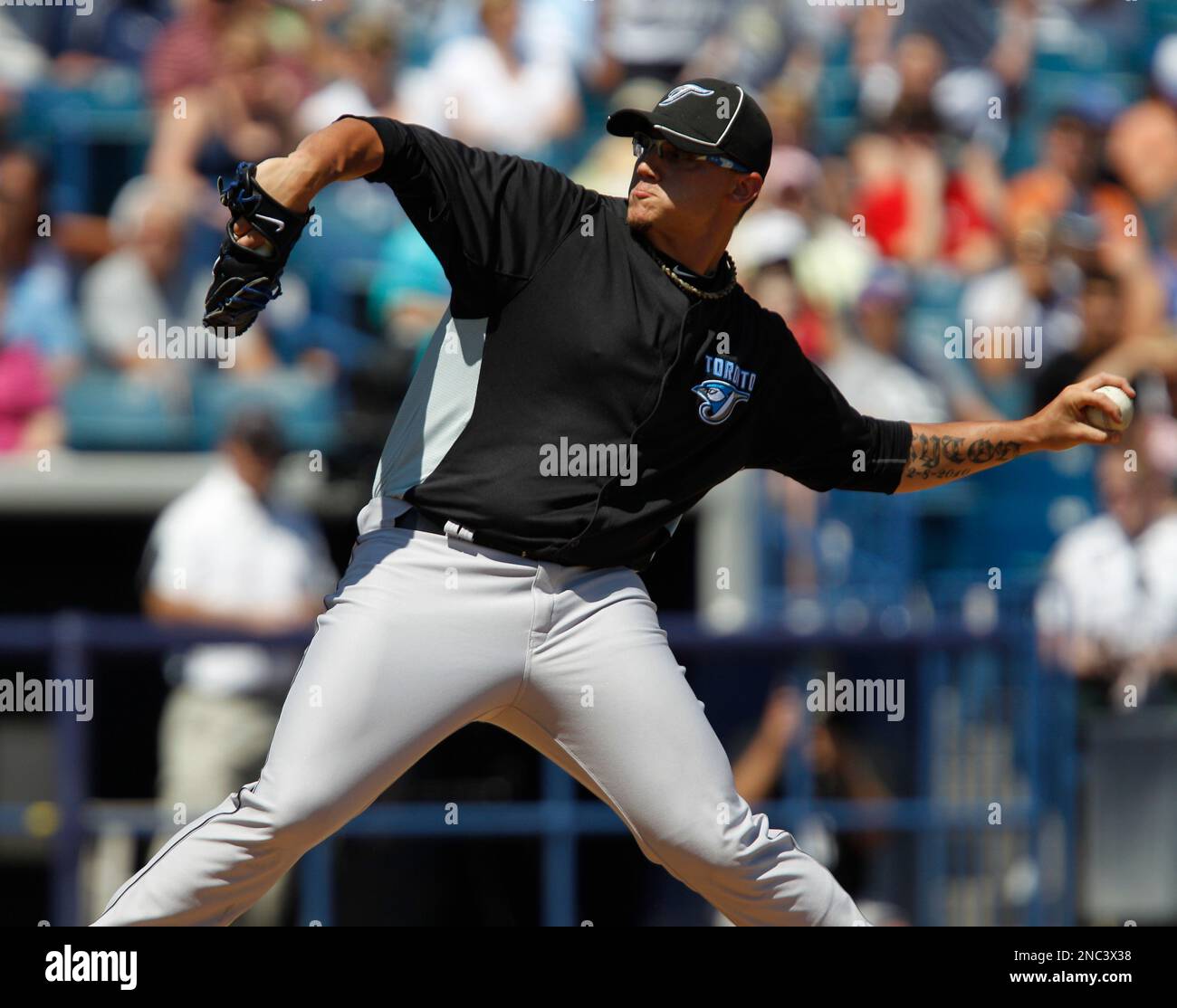 Toronto Blue Jays starting pitcher Brett Cecil winds up against the New ...