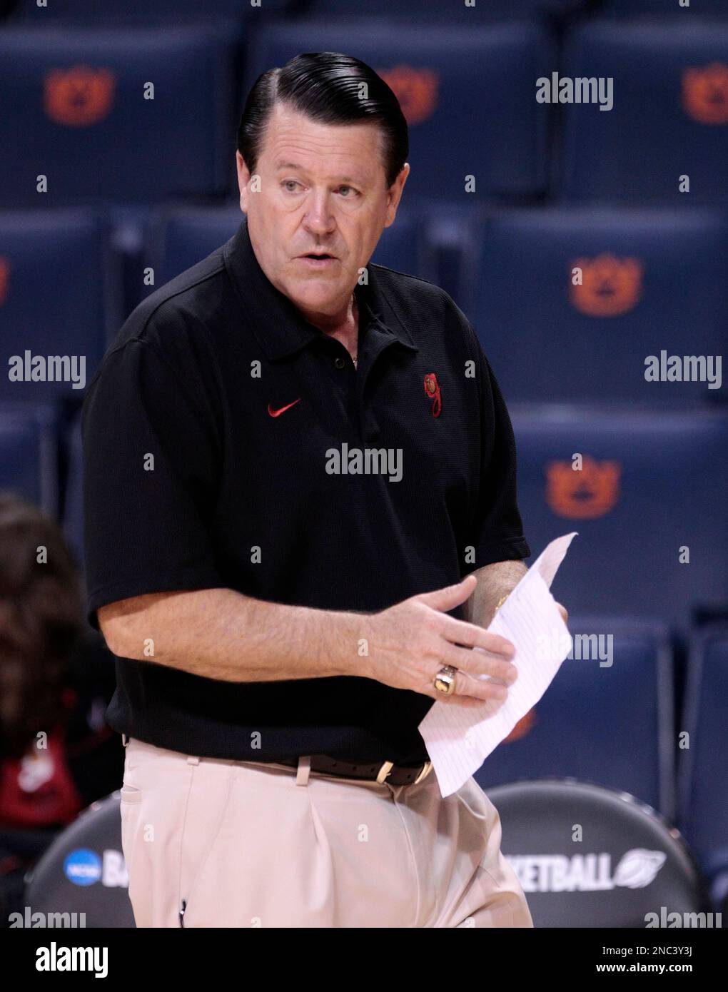 Georgia coach Andy Landers talks with his players during practice for ...
