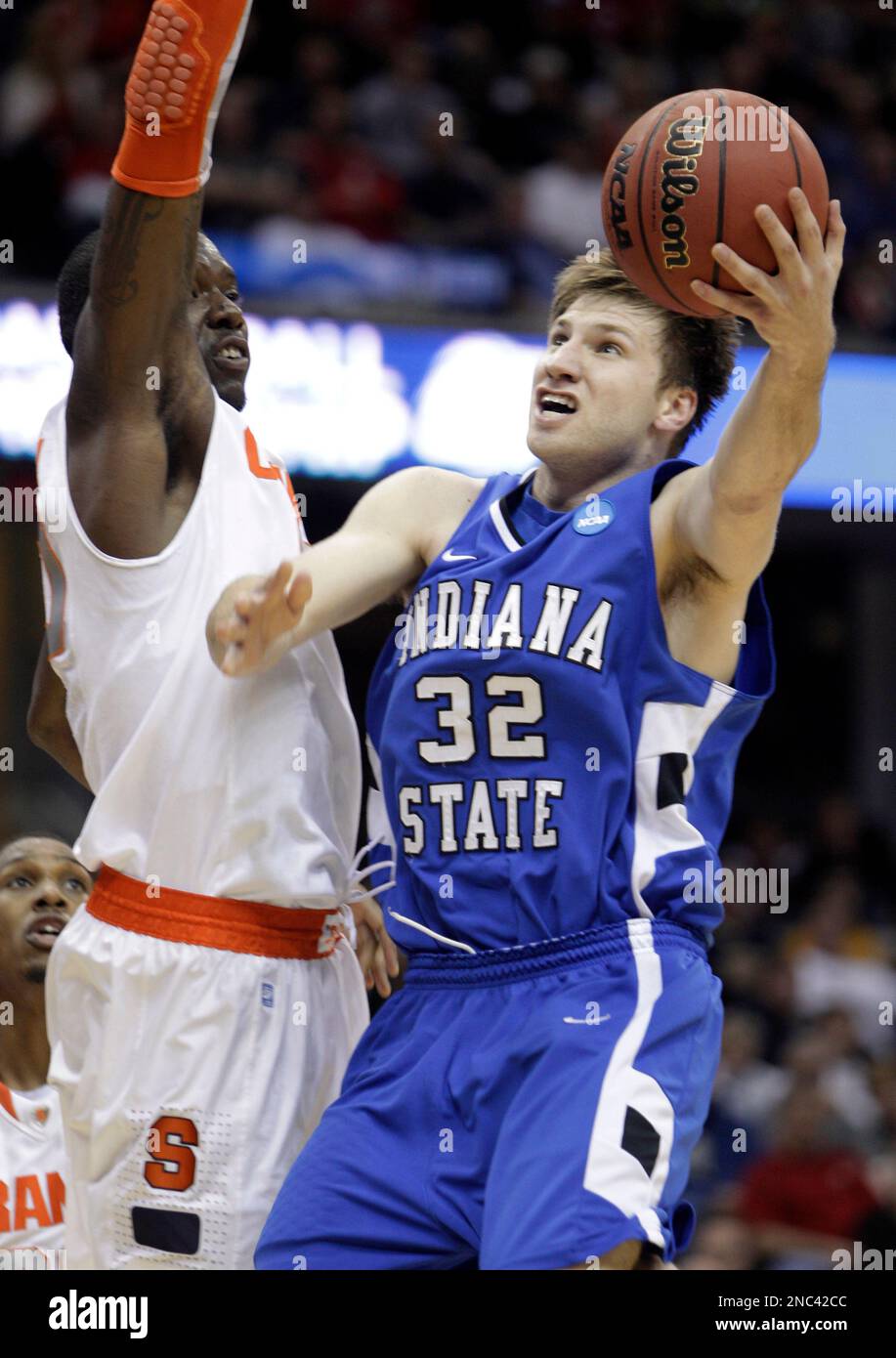 Indiana State's Aaron Carter (32) takes a shot against Syracuse's Rick ...