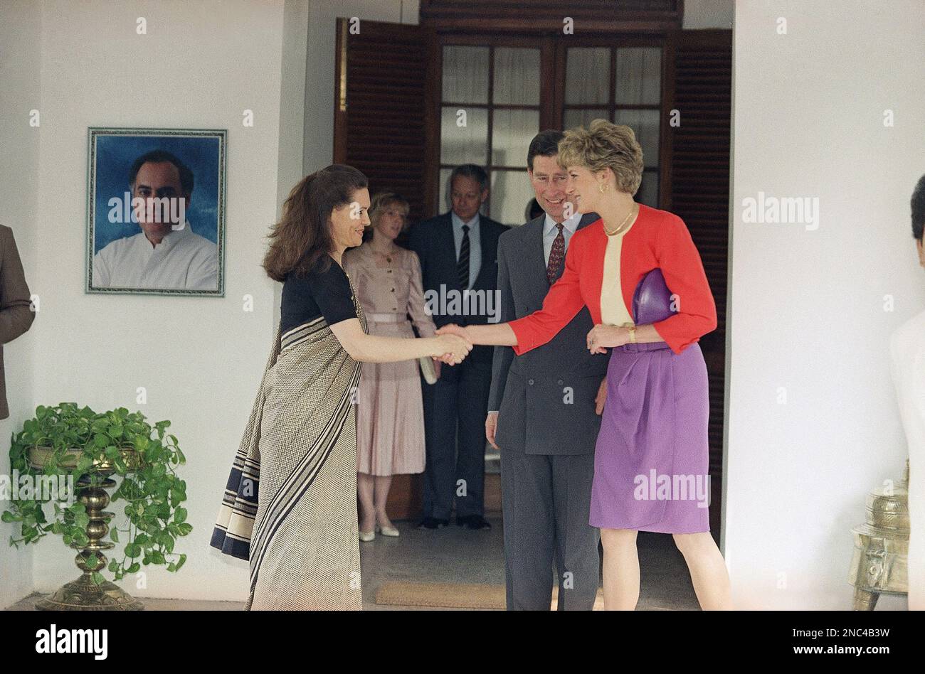 Princess Diana shakes hands with Sonia Gandhi, widow of former Prime ...