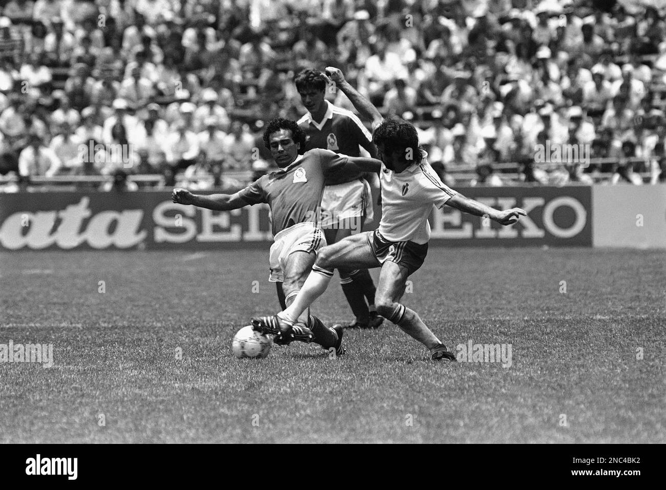 Hugo Sanchez, of Mexico, left, in action against Belgium’s Eric Gerets ...