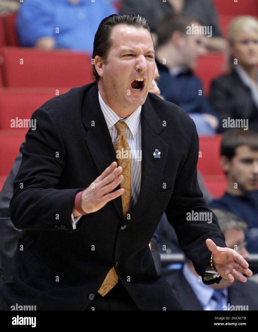 Texas-San Antonio head coach Brooks Thompson yells at his players in ...