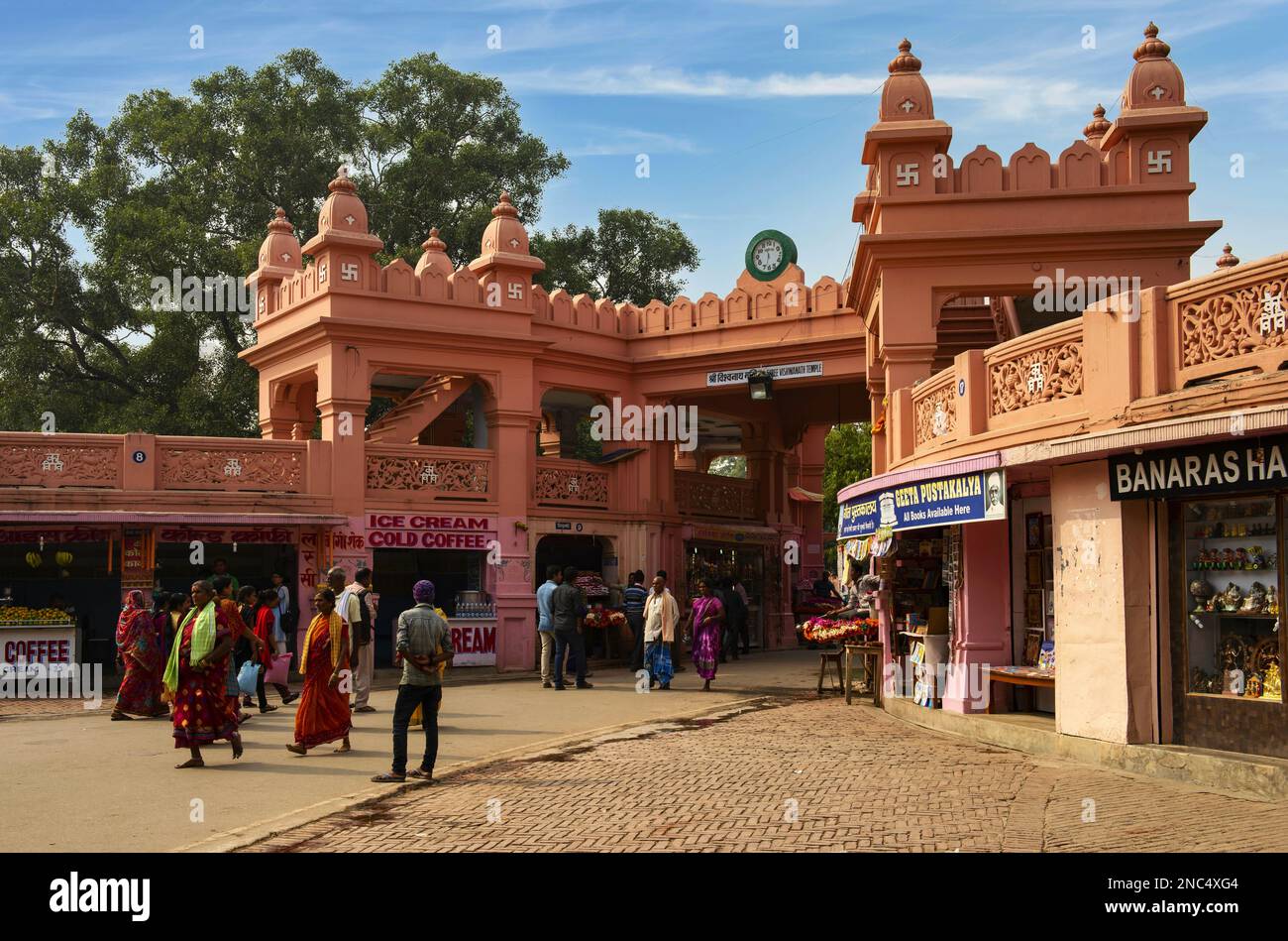 Entrance into the area of the Shri Vishwanath Temple in Varanasi Stock ...