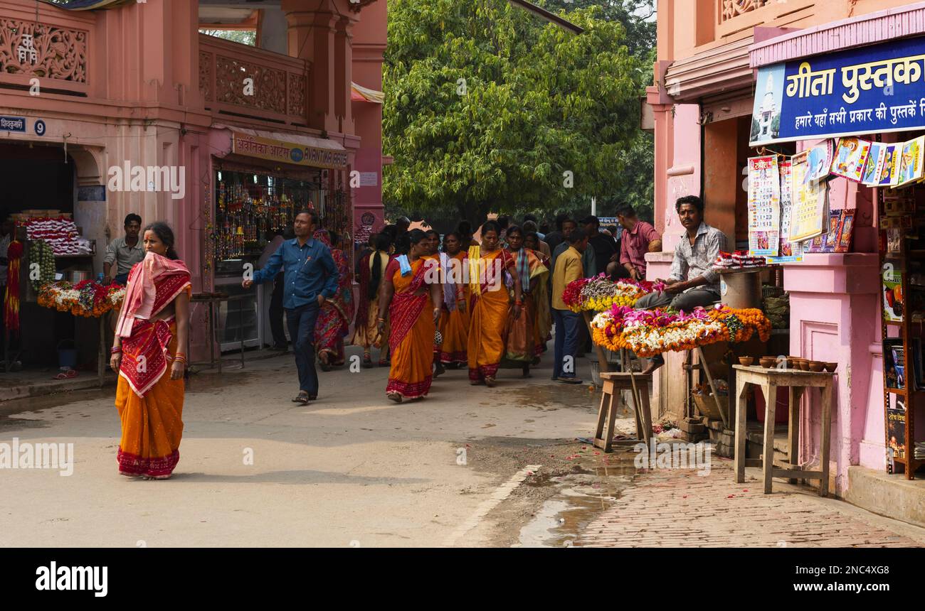Pilgrims in Shri Vishwanath Temple in Varanasi Stock Photo - Alamy Pilgrims in Shri Vishwanath Temple in Varanasi Stock Photo - Alamy